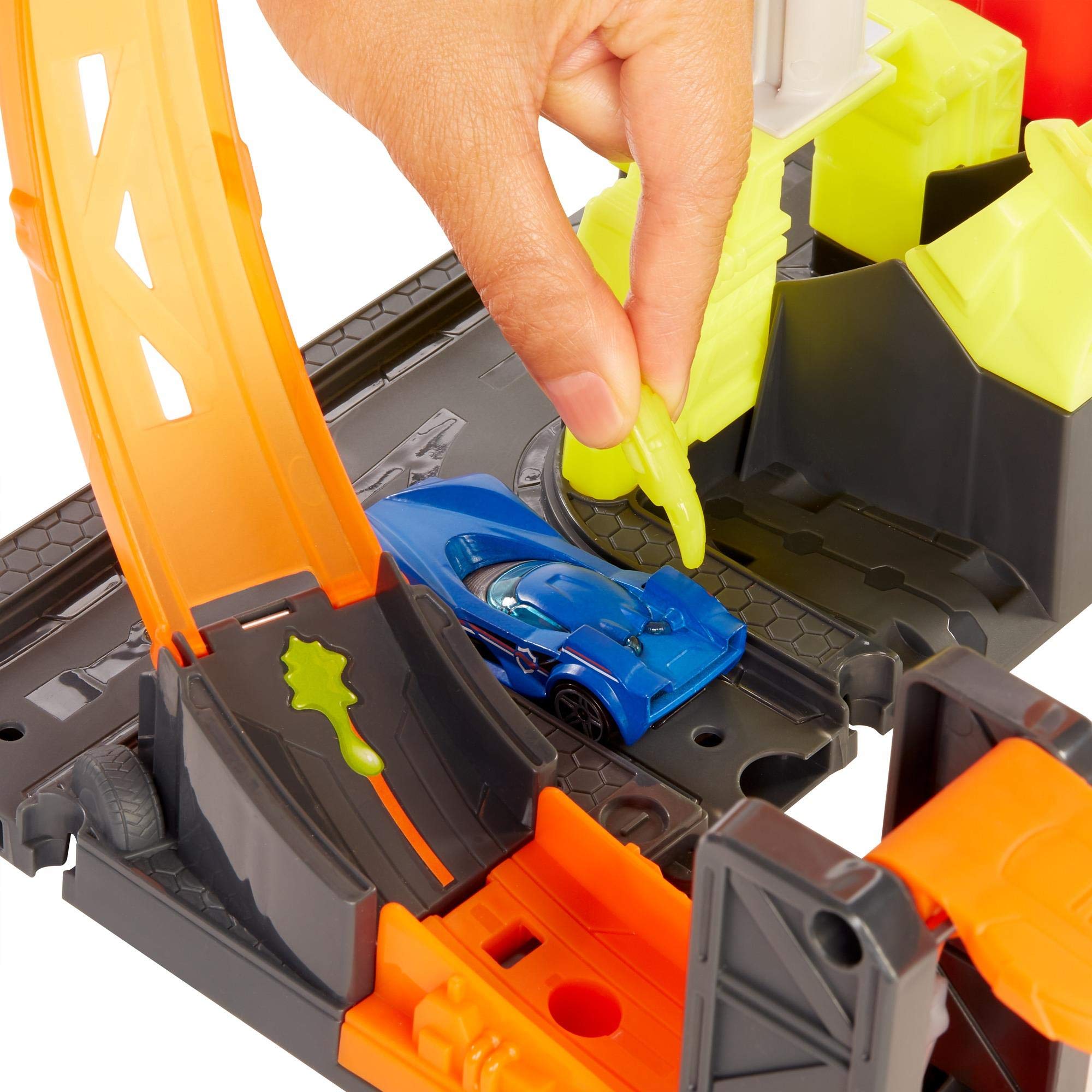 Hot Wheels Super Space Shuttle Launch Pad Set with Moving Shuttle, Kid-Powered Anti-Gravity Cab & One 1:64 Scale Car, Connects to Other Sets, for Kids 4-8 Years Old