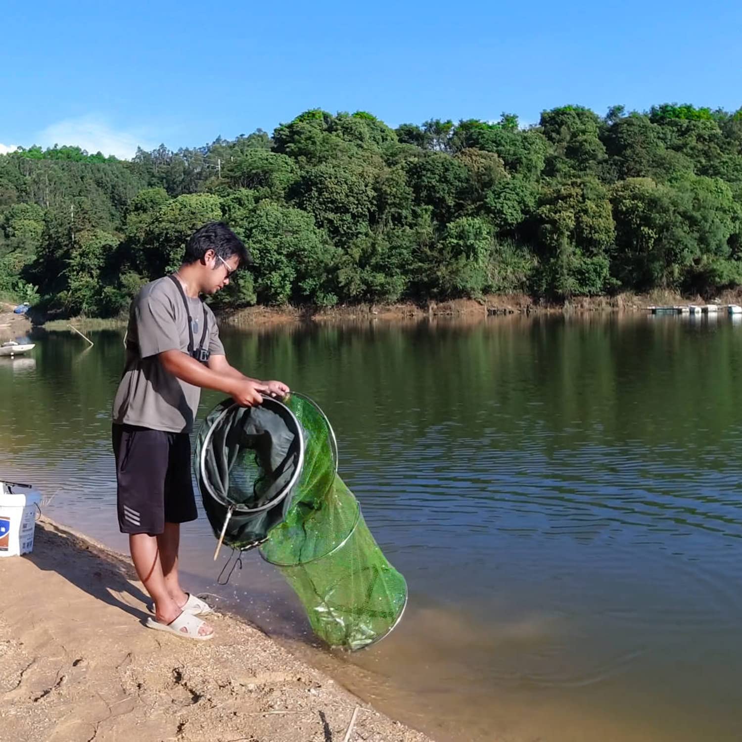 Kangdun Collapsible Fish Keeping Net - Rubberized Mesh Fishing Basket - Foldable Fish Live Well for Dock & Kayak - Keep Bait and Fish Alive