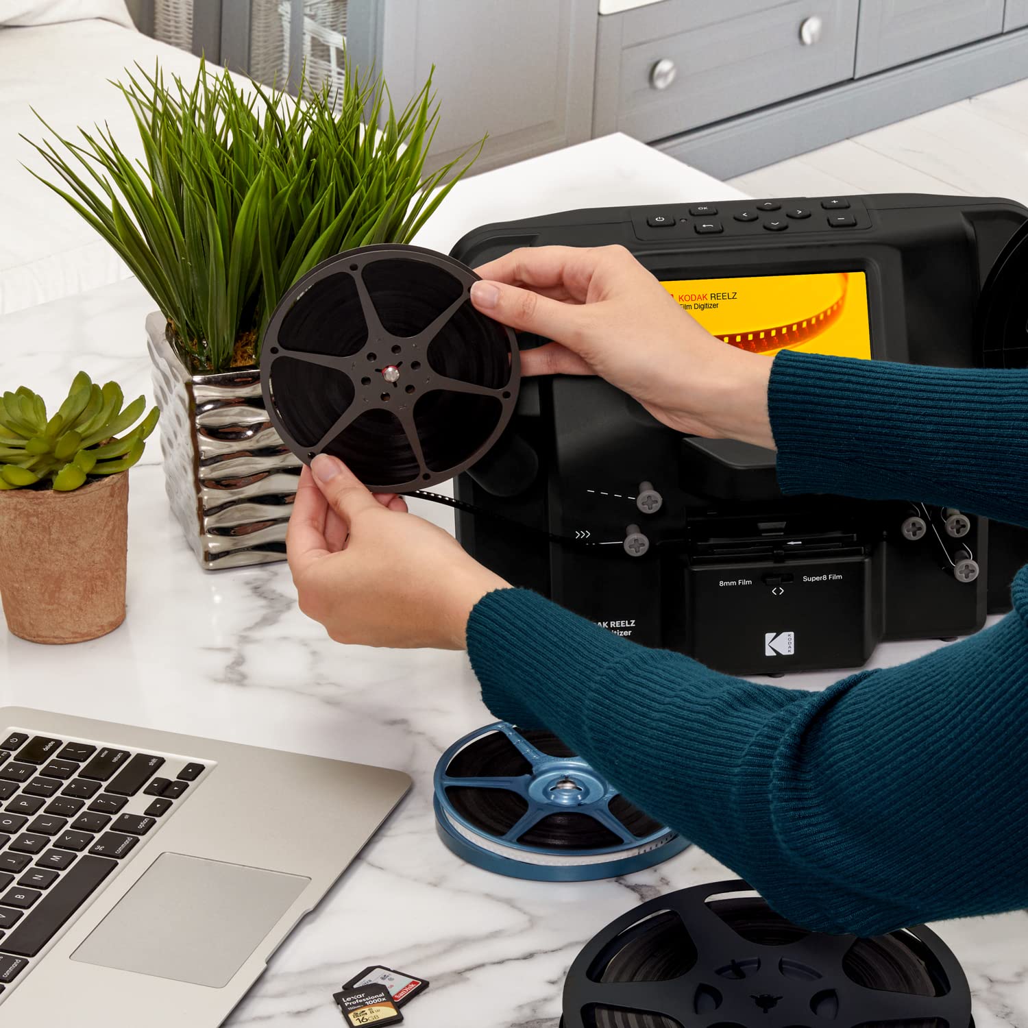 KODAK REELZ 8mm & Super 8 Films Digitizer Converter with Big 5” Screen, Converts Film to Digital MP4 Files