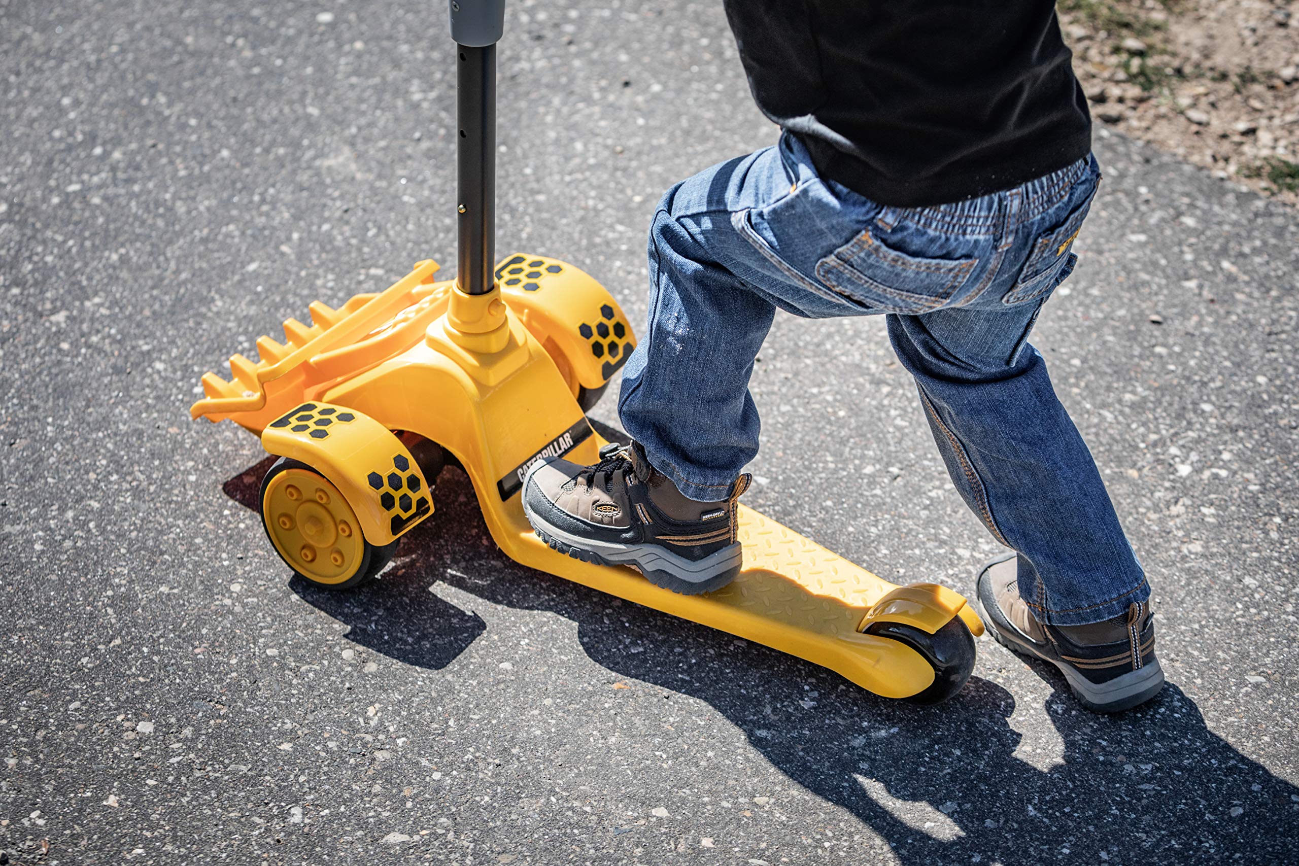 Kid Trax CAT Toddler Kick Scooter, Kids 3 Years or Older, Adjustable-Height Handlebars, Lean to Steer Technology, Removable Bulldozer-Style Scoop