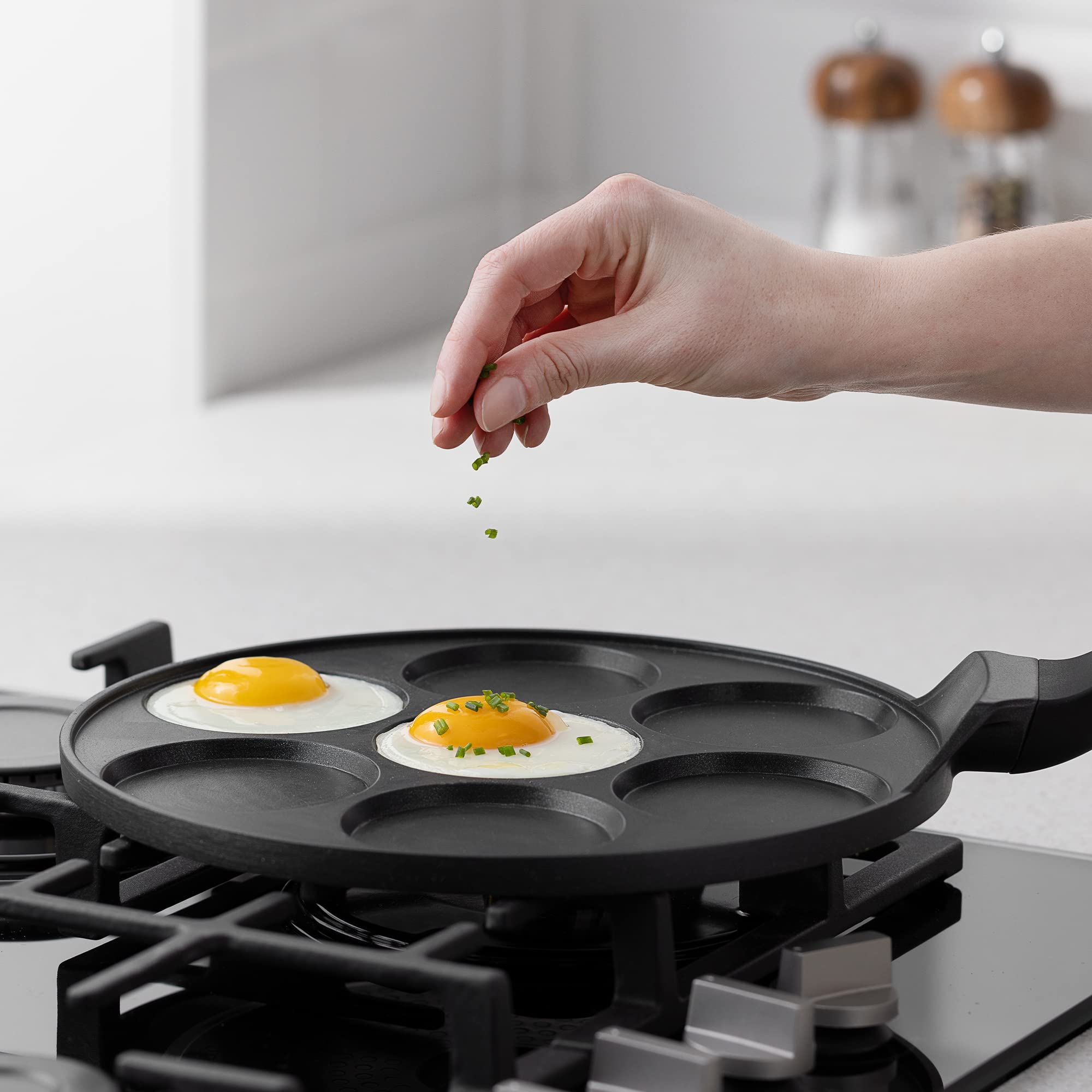 Navaris Mini Pancake Pan - 7-Section Pancake Maker for 3" Pancakes - 10 5/8" Diameter Nonstick Griddle - Skillet for Stove Frying Eggs and Crepes