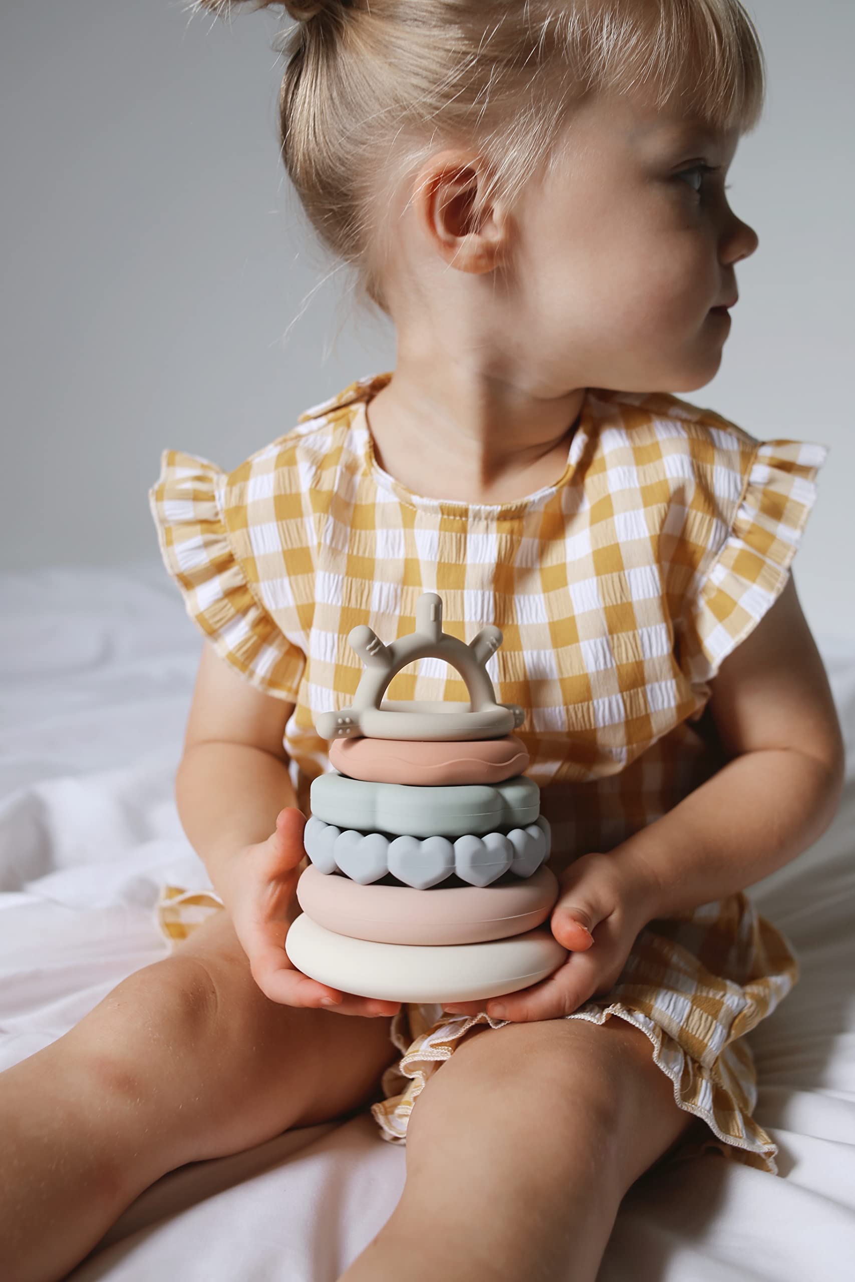 Marlowe & Co Stacking Ring Teether Toy, Soft Silicone Stacking Rings for Babies and Toddlers, 7 Piece Teether Set for Babies 6-12 Months (Classic)