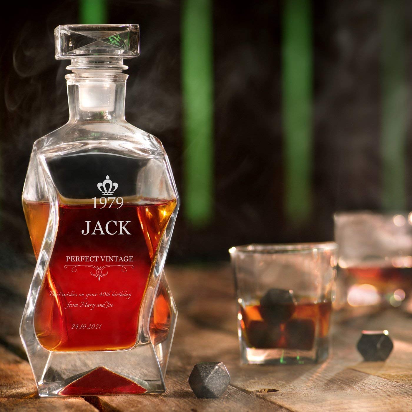 Maverton Whiskey decanter set with 2 glasses for man - Personalized liquor dispenser for him - Whisky carafe for Birthday - 3 piece set for whiskey lovers - PERFECT