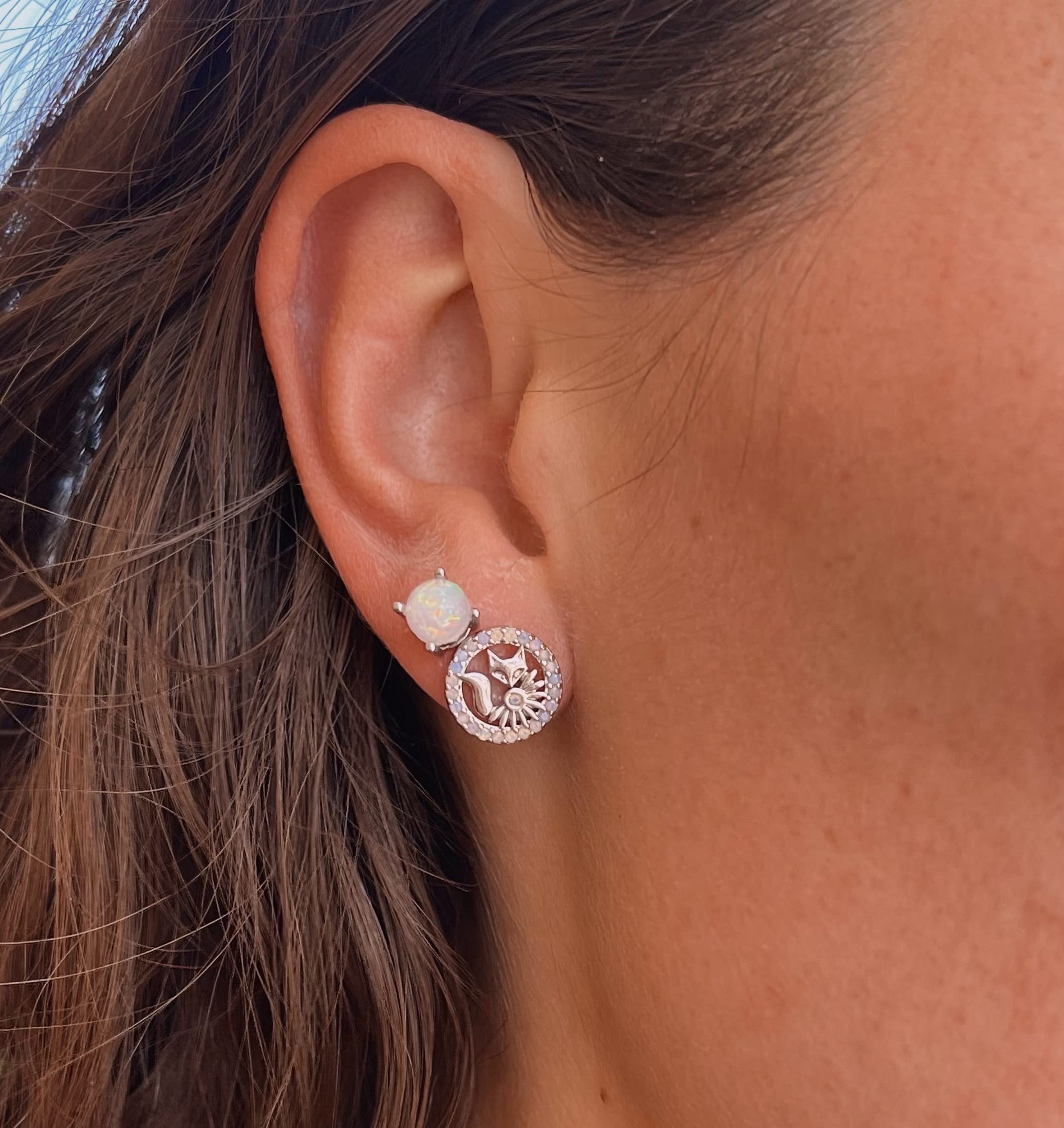 Minkaa Daisy Opal Stud Earrings 6mm Round Sterling Silver - October Birthstone - Skin-Friendly Unisex Opal Earrings Studs - Earrings for Women & Men - 4 Prong Setting Gem Earrings, Gold - Opal