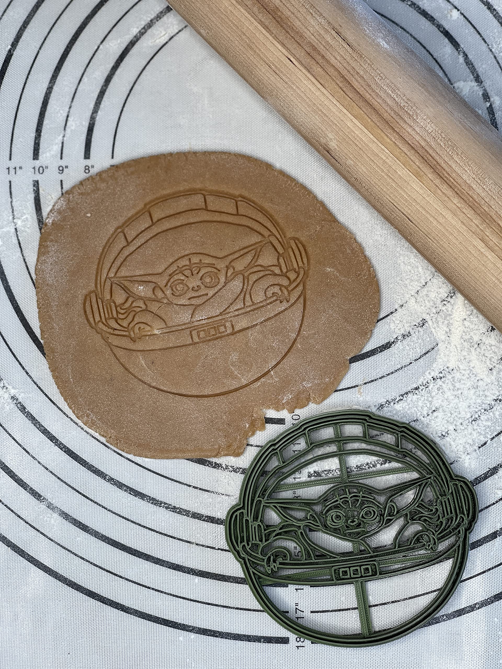 Premium Star Wars Exclusive The Mandalorian The Child in Hovering Pram Baby Yoda Grogu in a Stroller Cookie Cutter Mold 4.5-Inch-Scale Produced by 3D Kitchen Art