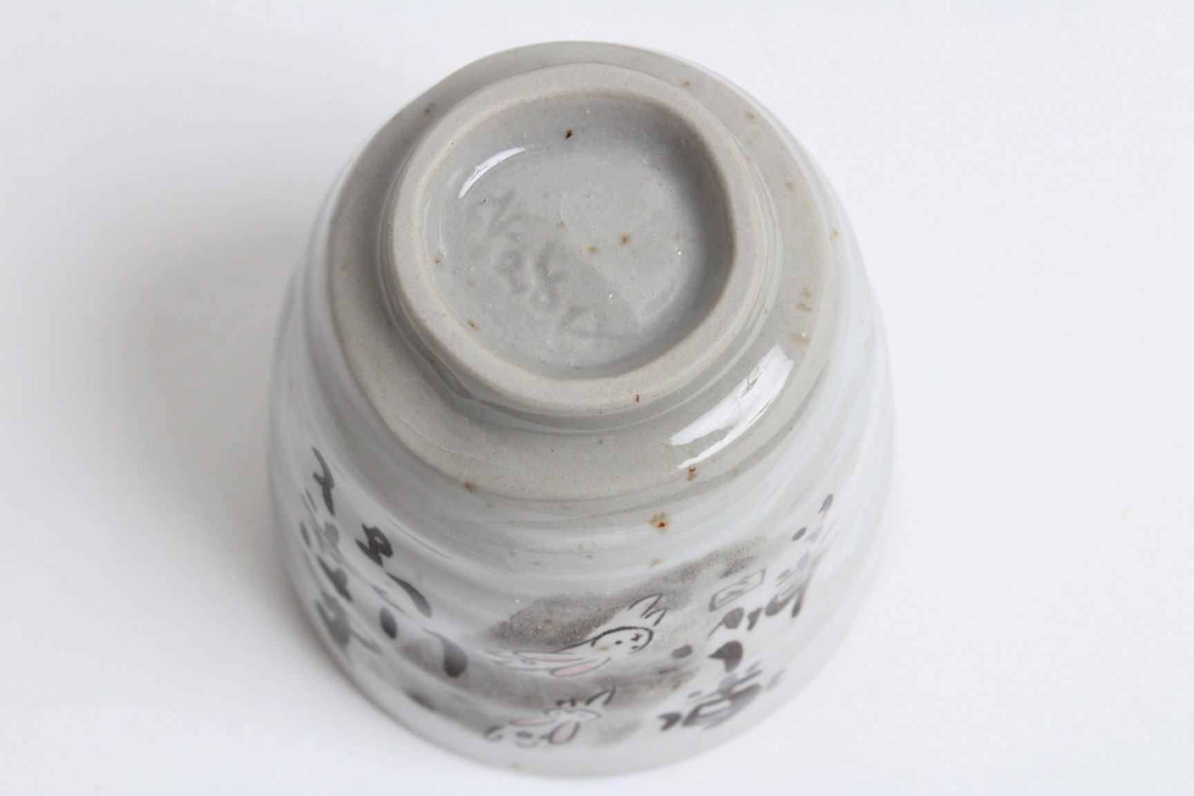 Mino ware Japanese Pottery Yunomi Chawan Tea Cup Running Rabbits Gray Sanaegama made in Japan (Japan Import) KSY007
