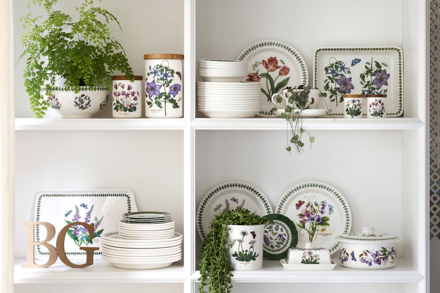 Portmeirion Botanic Garden Covered Casserole | 3 Pint Casserole Dish with Sweet Pea Motif | Made from Porcelain | Oven, Dishwasher, and Microwave Safe