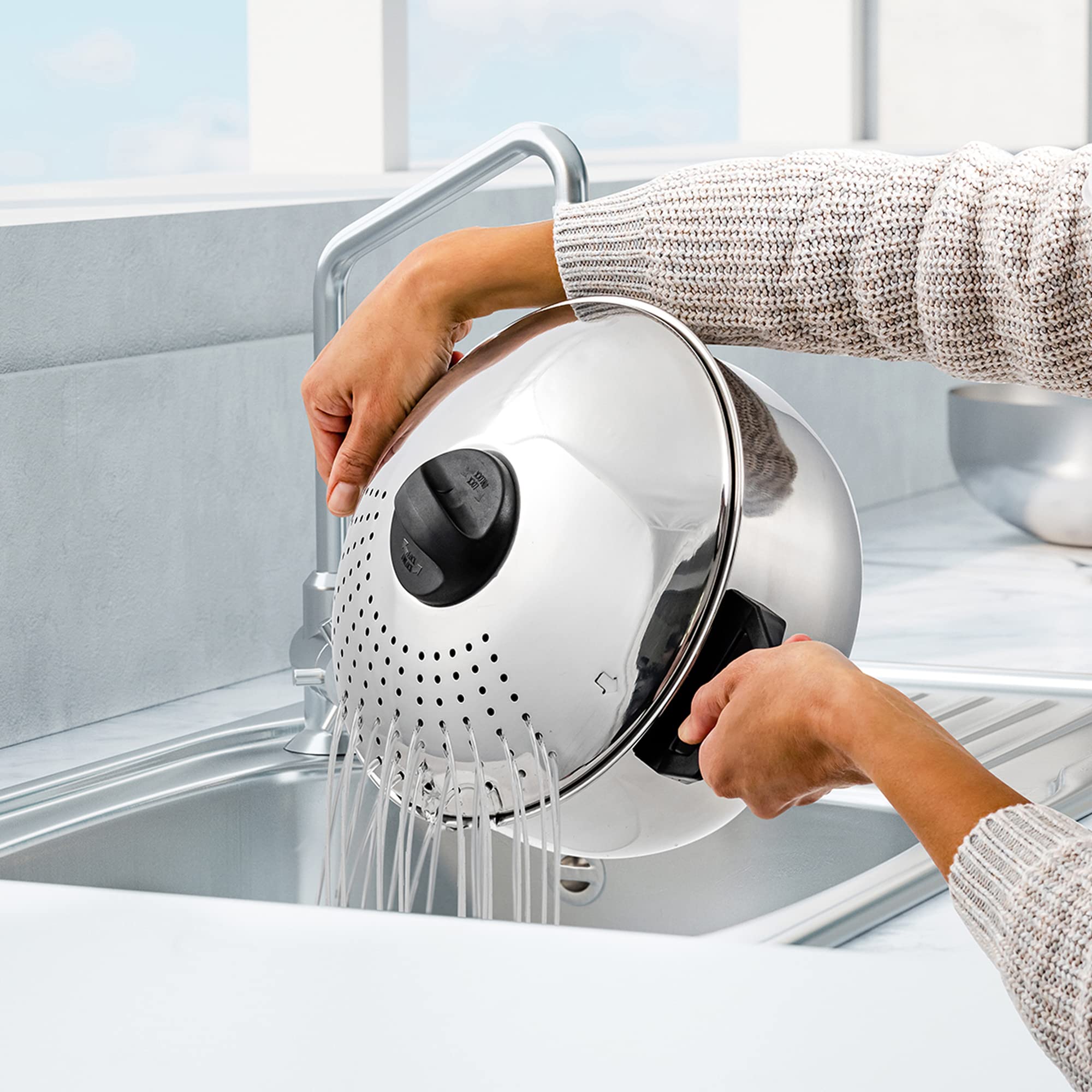 Ovente 4.8 Quart Stovetop Stainless Steel Pasta Pot with Strainer Lid & Locking Feature, Easy Storage and Pour Safe with Cool Touch Handles Perfect for Cooking Noodle Veggie or Sauce, Silver CW15131S