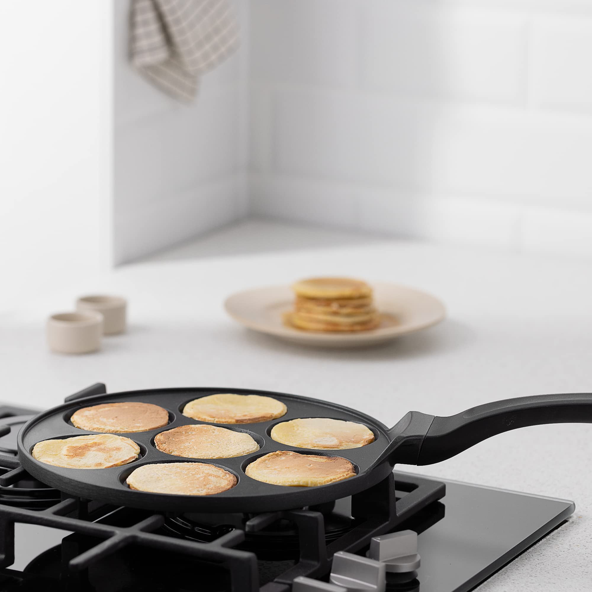 Navaris Mini Pancake Pan - 7-Section Pancake Maker for 3" Pancakes - 10 5/8" Diameter Nonstick Griddle - Skillet for Stove Frying Eggs and Crepes