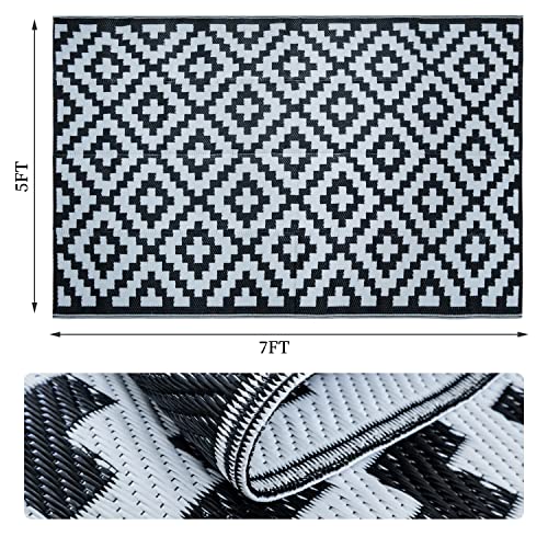 NFECO Reversible Rugs Plastic Rug Outdoor Rug Lightweight Outside Mats with Carrying Bag Modern Outdoor Rug for Patio Portable Mats for RV Backyard Deck Picnic Beach(5x7, Black&White)