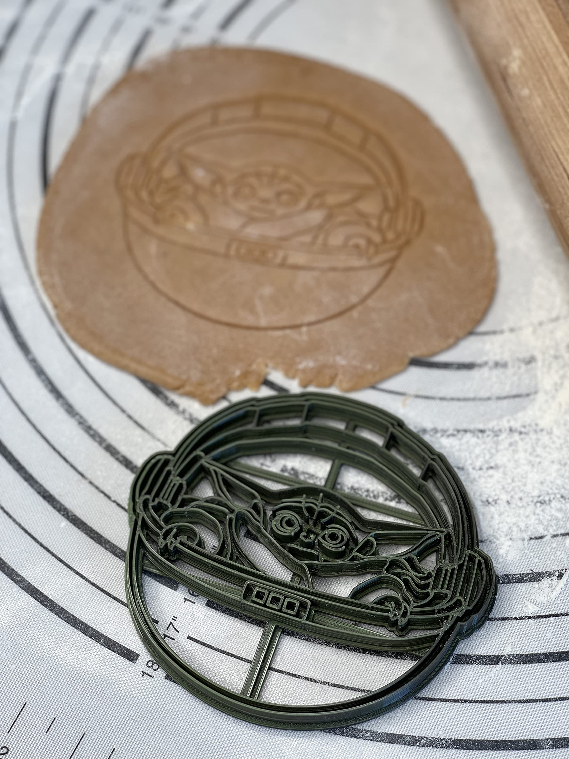 Premium Star Wars Exclusive The Mandalorian The Child in Hovering Pram Baby Yoda Grogu in a Stroller Cookie Cutter Mold 4.5-Inch-Scale Produced by 3D Kitchen Art