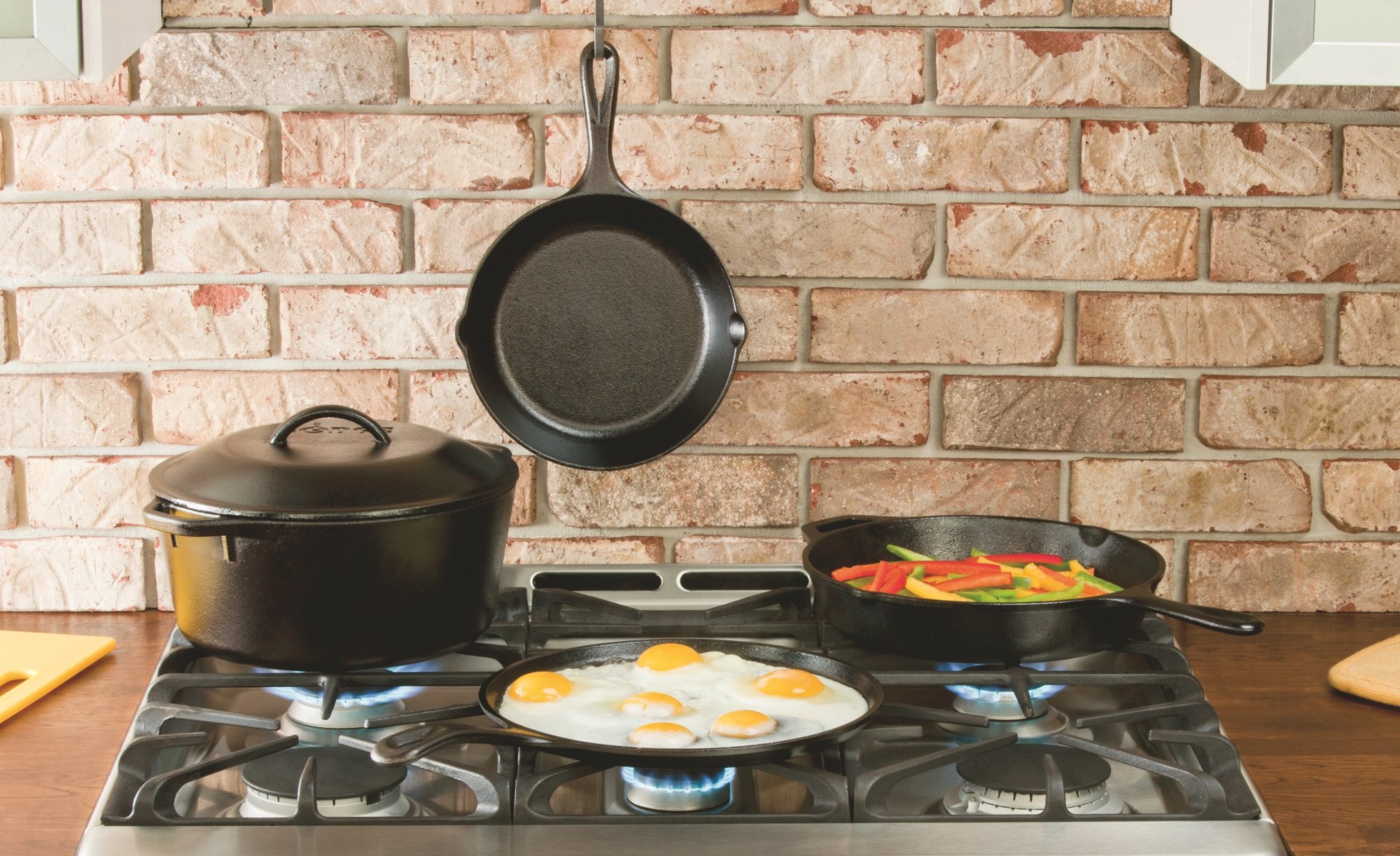 Lodge Cast Iron Dutch Oven Bundle with Lid Lifter (9-Quart)