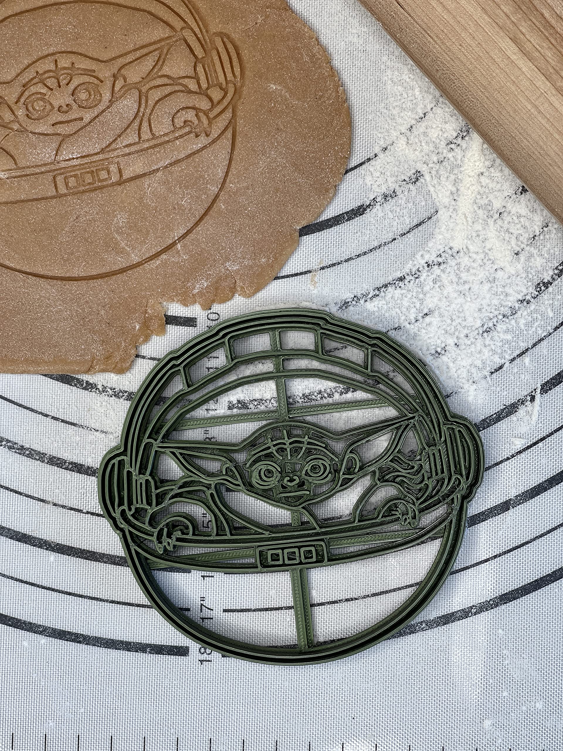 Premium Star Wars Exclusive The Mandalorian The Child in Hovering Pram Baby Yoda Grogu in a Stroller Cookie Cutter Mold 4.5-Inch-Scale Produced by 3D Kitchen Art