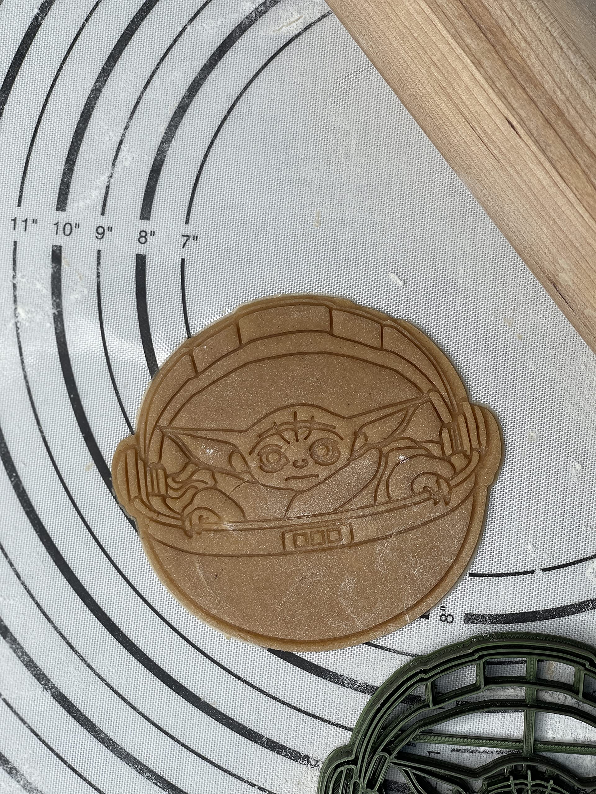 Premium Star Wars Exclusive The Mandalorian The Child in Hovering Pram Baby Yoda Grogu in a Stroller Cookie Cutter Mold 4.5-Inch-Scale Produced by 3D Kitchen Art