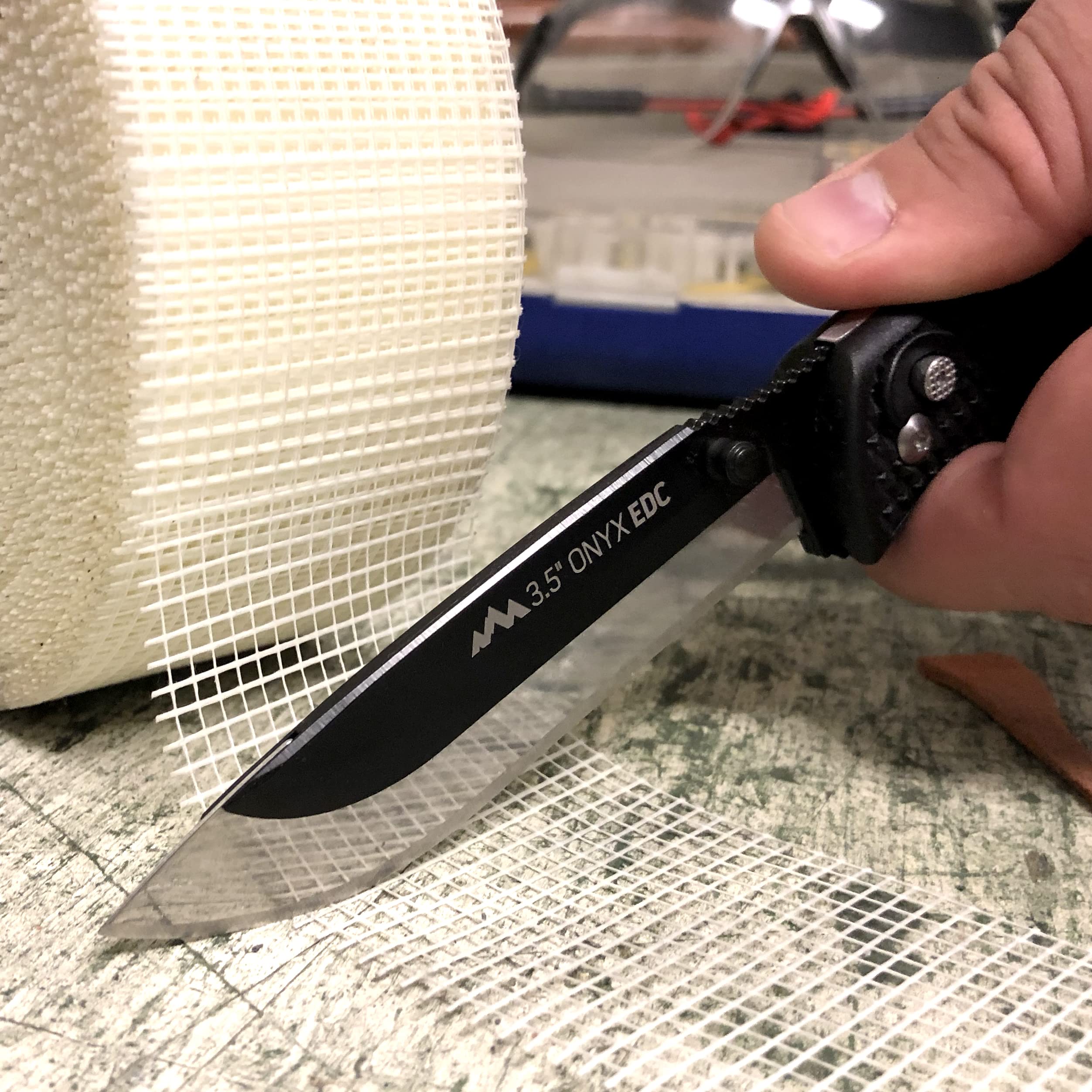 OUTDOOR EDGE 3.5" Onyx EDC - Pocket Knife with Replaceable Blades and Pocket Clip. The Perfect Razor Sharp EDC Knife. Black with 27 Extra Blades