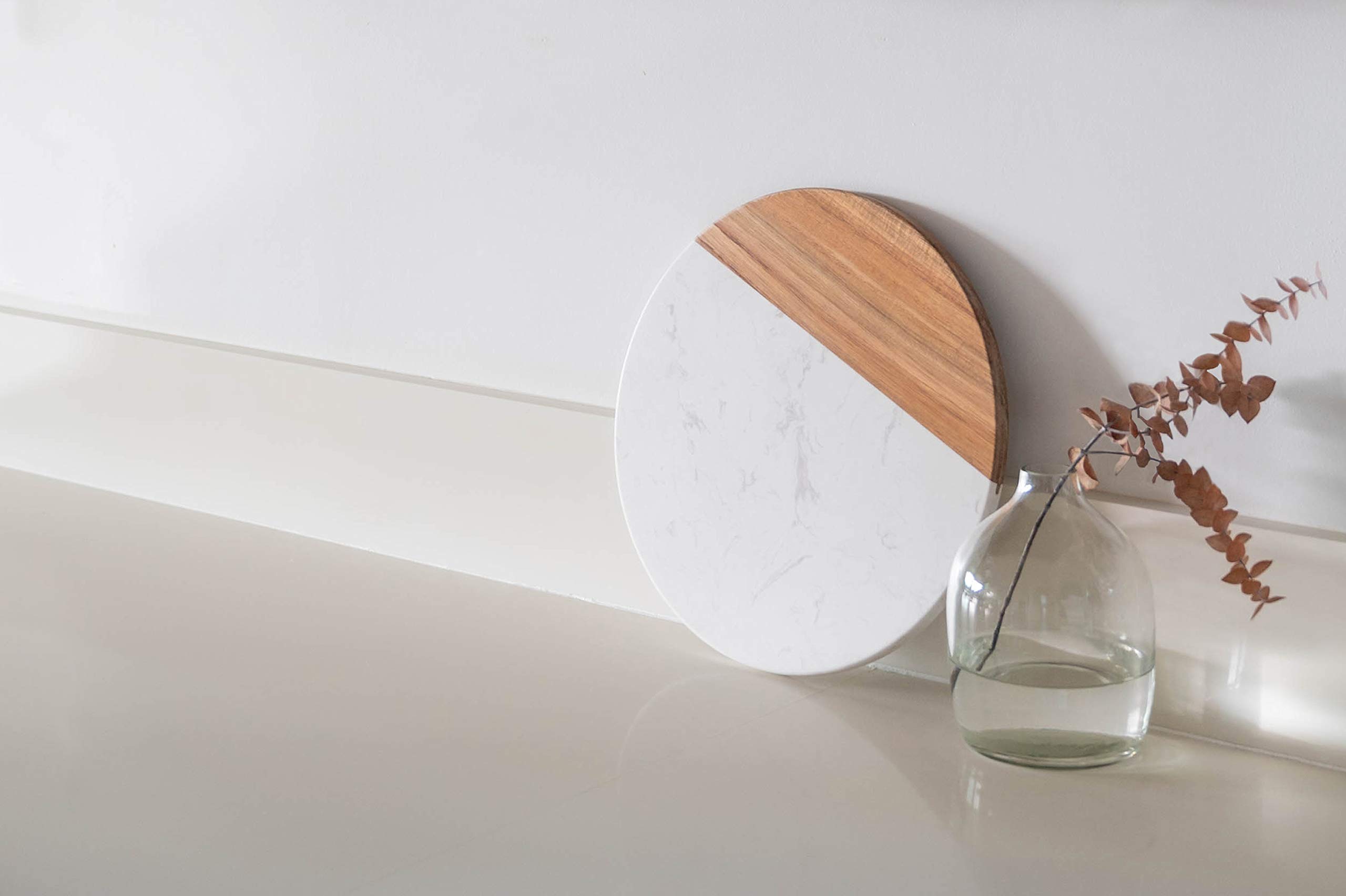 KŌRE LIVING White Marble and Acacia Wood Cheese Board - 12" Serving Platter for Charcuterie - Marble Pastry Board - Round Cutting Board - Cheese Tray