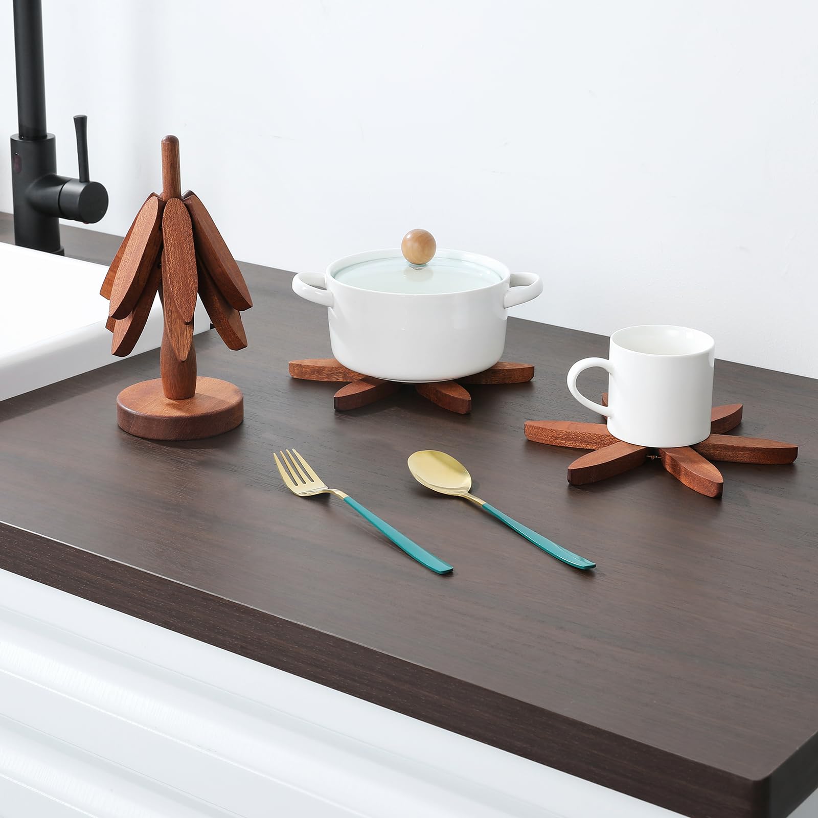 Wooden Trivets for Hot Dishes, Tree Shape Trivets Set, 4 Wooden Trivets + 1 Stand Stored Like a Christmas Tree, Sapele Wood Trivets for Hot Pots, Pans, Bowl, teapot