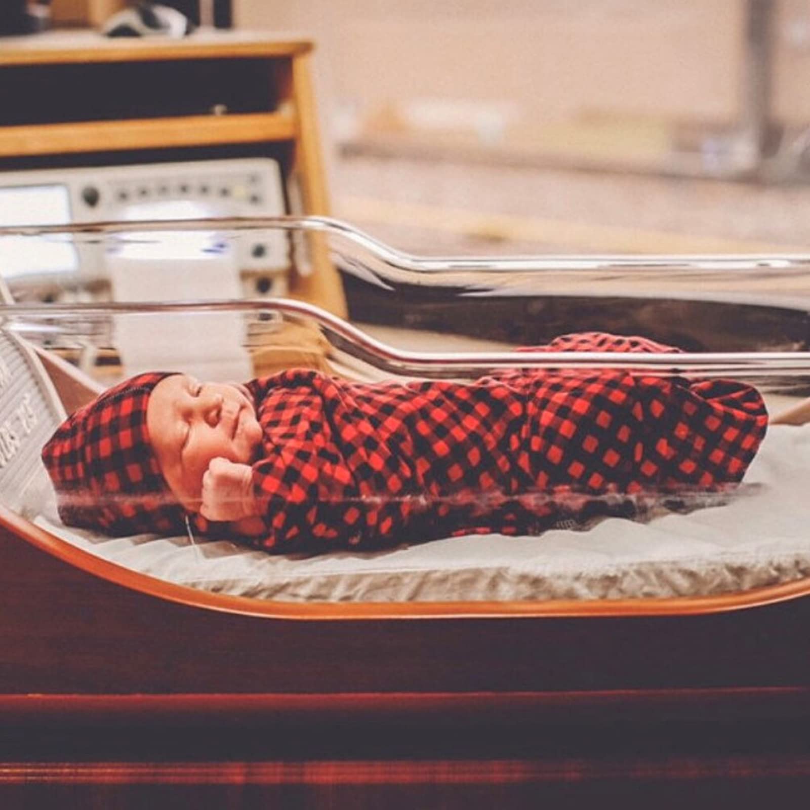 ZOONAI Red and Black Plaid Swaddle Blanket Baby Newborn Receiving Blanket Infant Sleeping Cloth Wrap with Hat (Red Black)