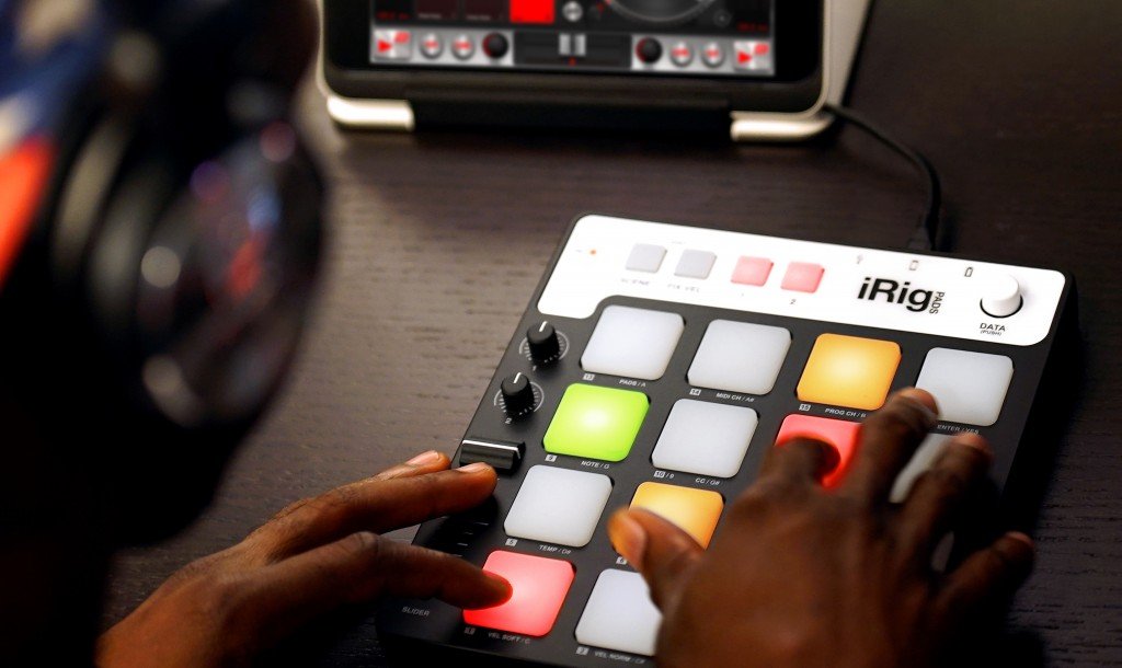 IK Multimedia iRig Pads MIDI groove controller, portable & lightweight MPC-style beat machine with 16 velocity-sensitive backlit rubber pads - studio equipment for iPhone, iPad, Android, Mac, PC