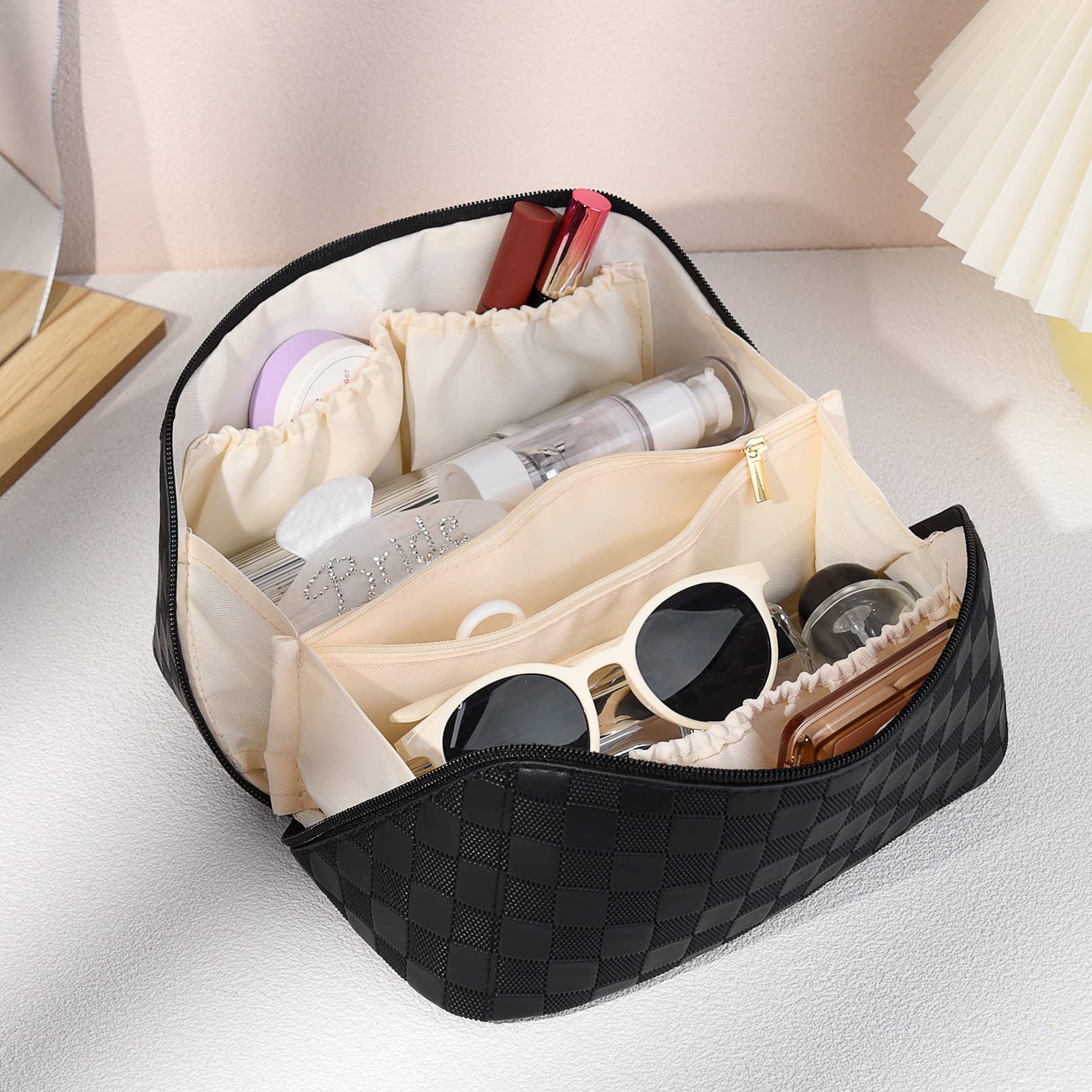 Travel Makeup Bag for Women Large Capacity Cosmetic Bag Waterproof Black Checkered Portable PU Leather Toiletry Bag Organizer Makeup Brushes Storage Bag with Dividers and Handle