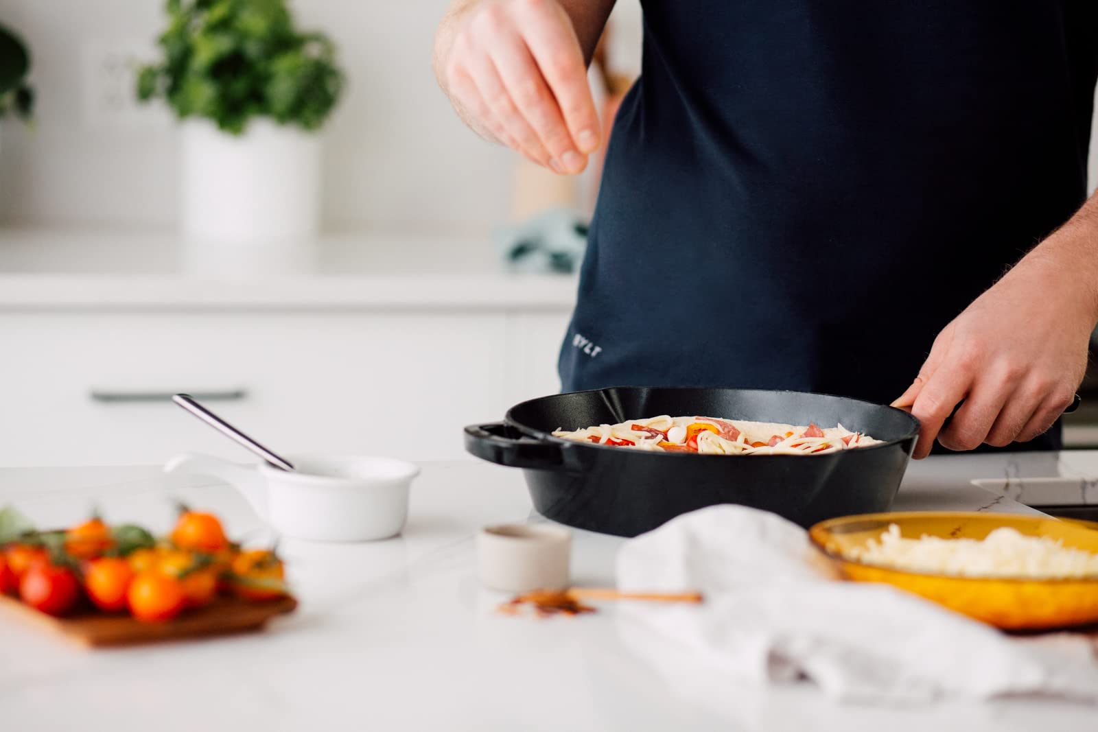 Milo by Kana 10-Inch Enameled Cast Iron Skillet | Nonstick Pre-Seasoned Cast Iron Grill Pan | Oven Proof and Dishwasher Safe | Cast Iron Cookware (Gloss Black)