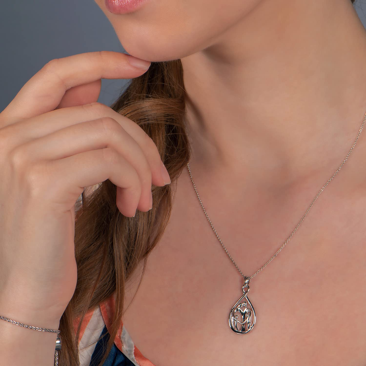 Jewelili Parent and Two Children Family Necklace Pendant in Sterling Silver 18" Cable Chain