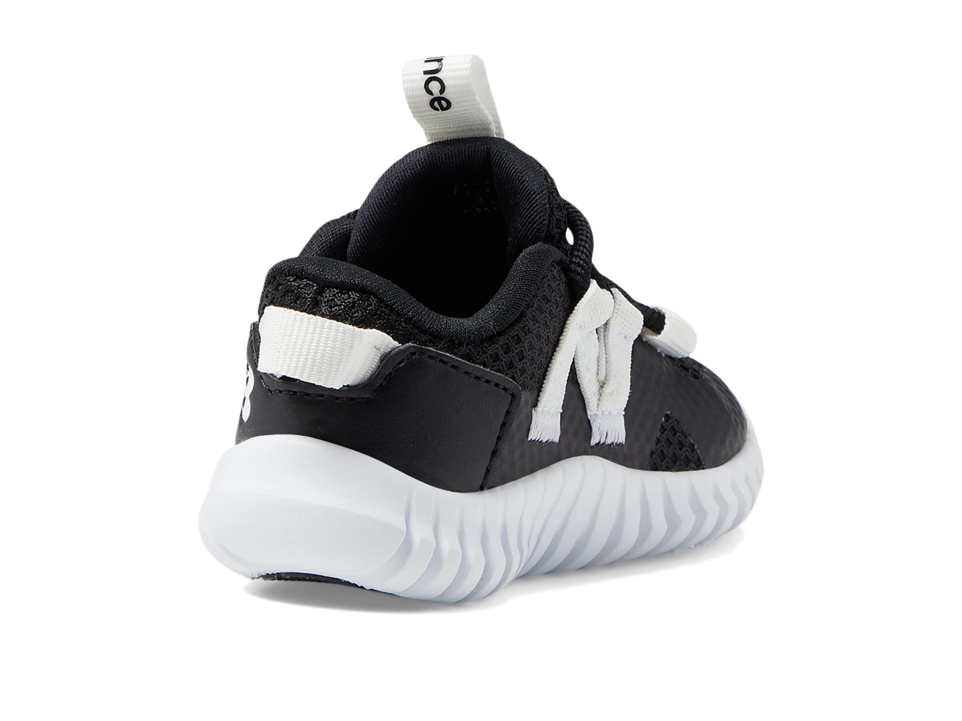 New Balance Boy's Playgruv V2 Bungee Sneaker, Black/White, 3.5 Big Kid
