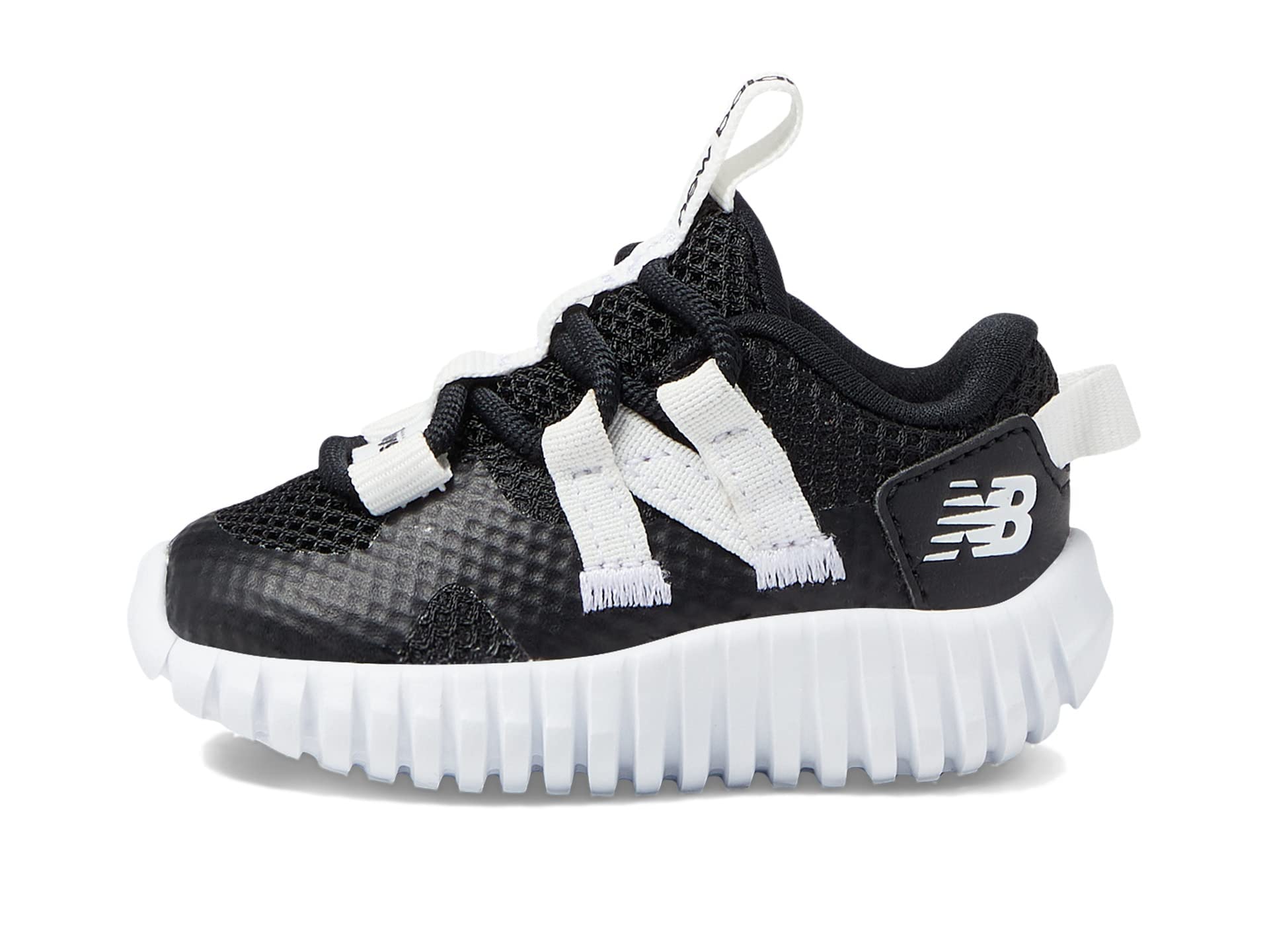 New Balance Boy's Playgruv V2 Bungee Sneaker, Black/White, 4.5 Wide Big Kid