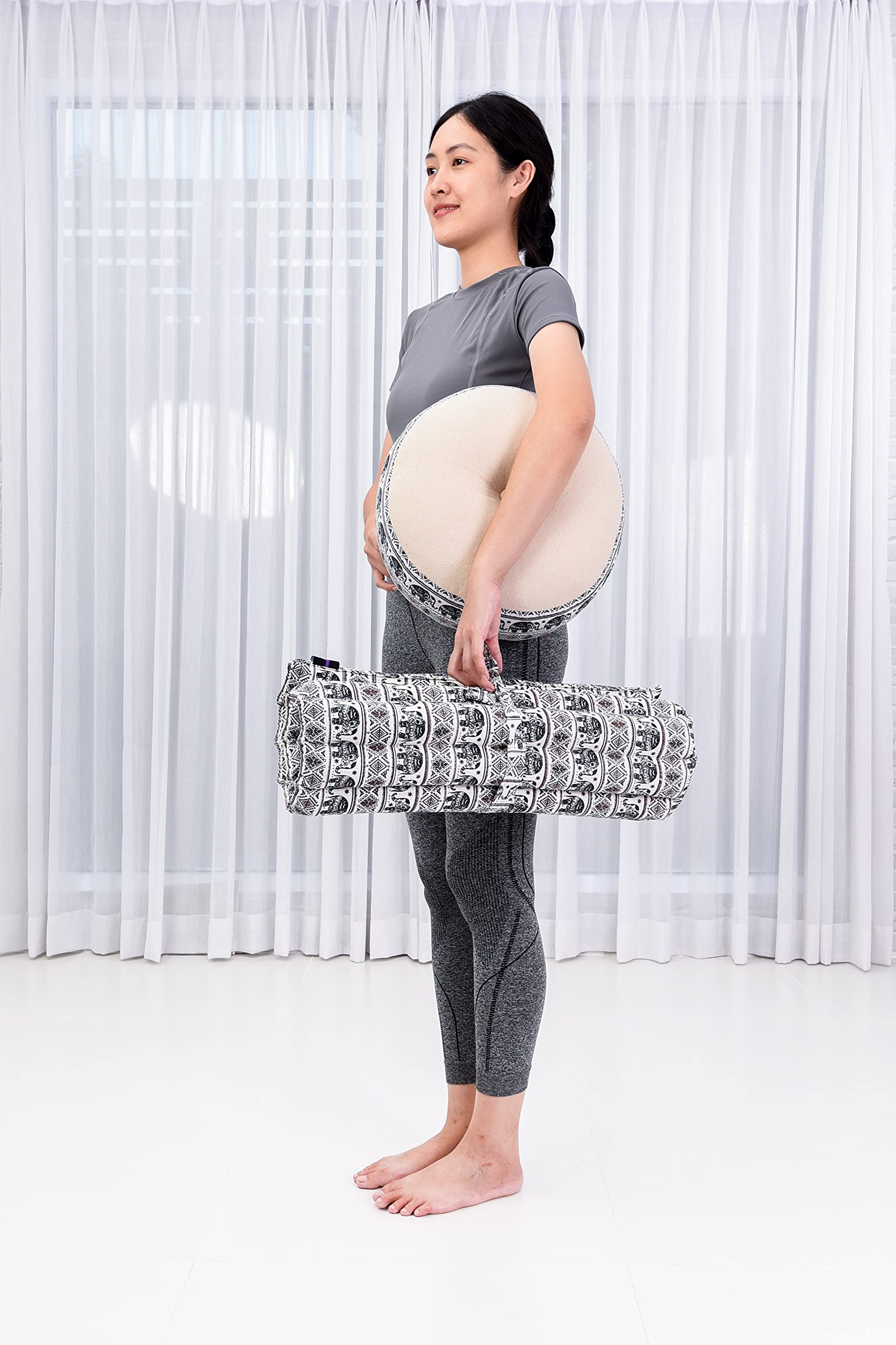Leewadee Meditation Cushion Set β 1 Small Zafu Yoga Pillow and 1 Small Roll-Up Zabuton Mat Filled with Kapok, Black White
