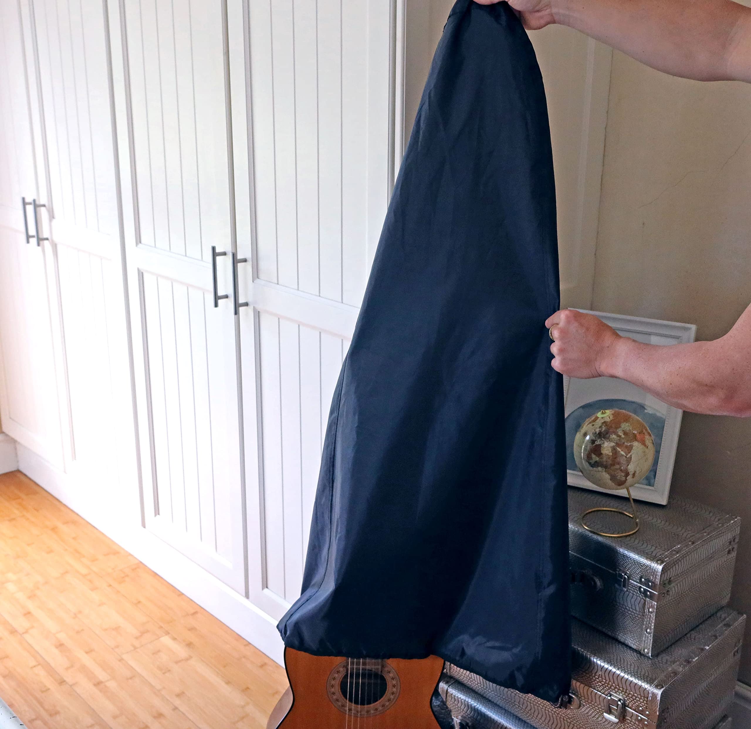Kütral Guitar Dust Cover - Fits Multiple Guitar and String Instruments - Water Resistant Polyester Material with Acrylic Coating - Protects from Sun, Dust, and Moisture - Complete with 6 Guitar Picks