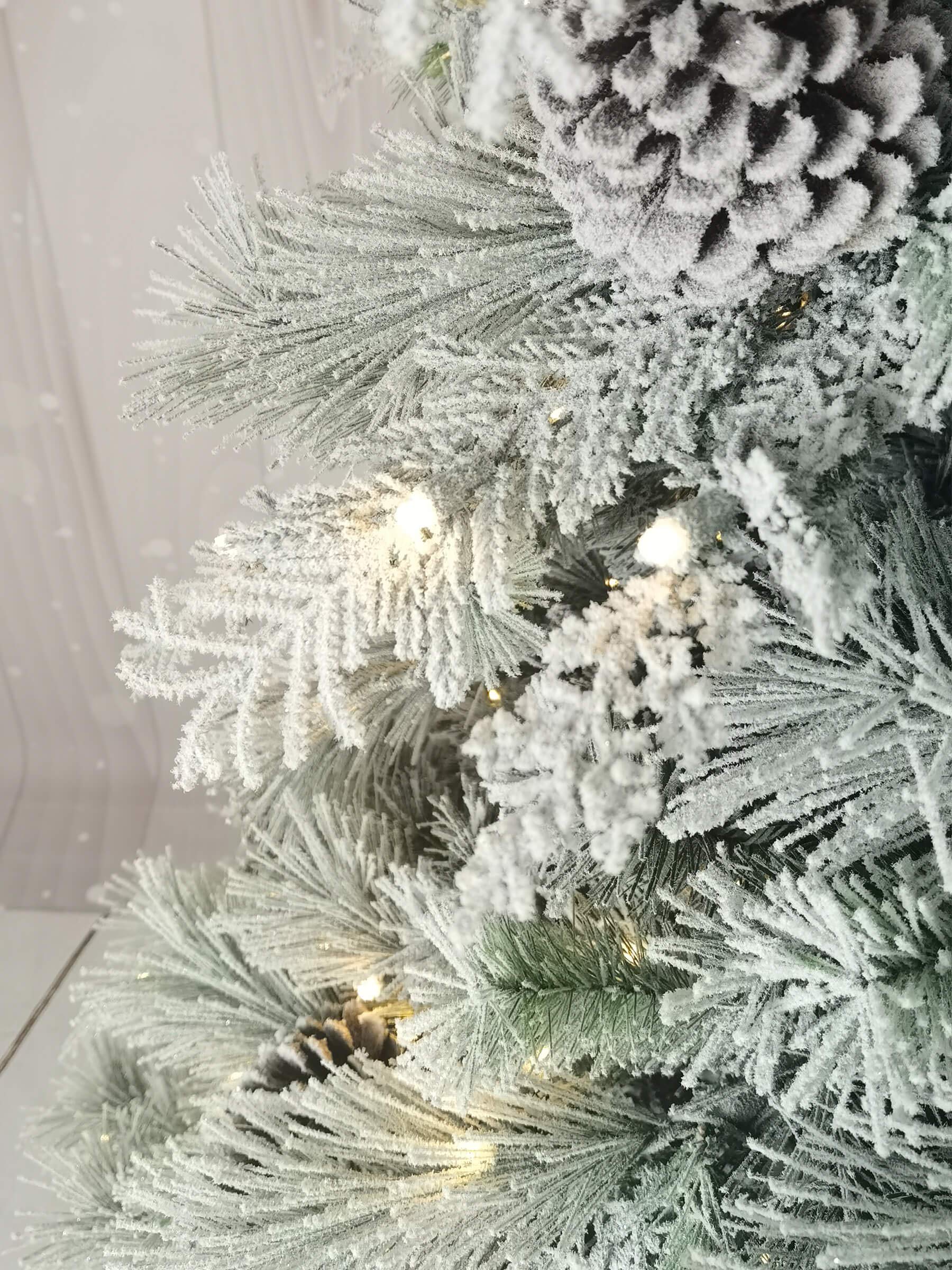 Kuopociaga Flocked Artificial Christmas Tree Prelit 650 LED Lights 7.5 Feet Pine