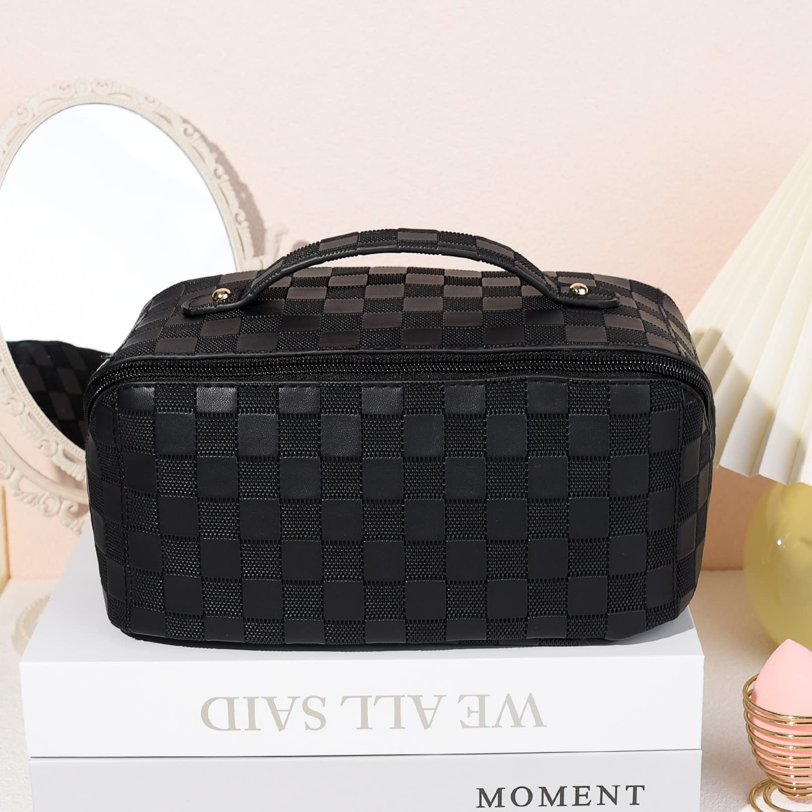 Travel Makeup Bag for Women Large Capacity Cosmetic Bag Waterproof Black Checkered Portable PU Leather Toiletry Bag Organizer Makeup Brushes Storage Bag with Dividers and Handle