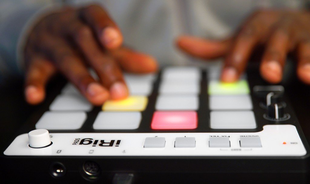 IK Multimedia iRig Pads MIDI groove controller, portable & lightweight MPC-style beat machine with 16 velocity-sensitive backlit rubber pads - studio equipment for iPhone, iPad, Android, Mac, PC