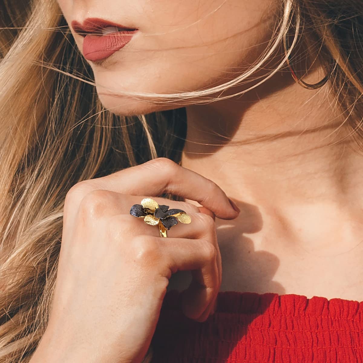 Mytys Flower Shape Statement Ring with 18K Gold Plated Copper and Black Petals, Comfortable Fit for Parties and Casual Gatherings (8)
