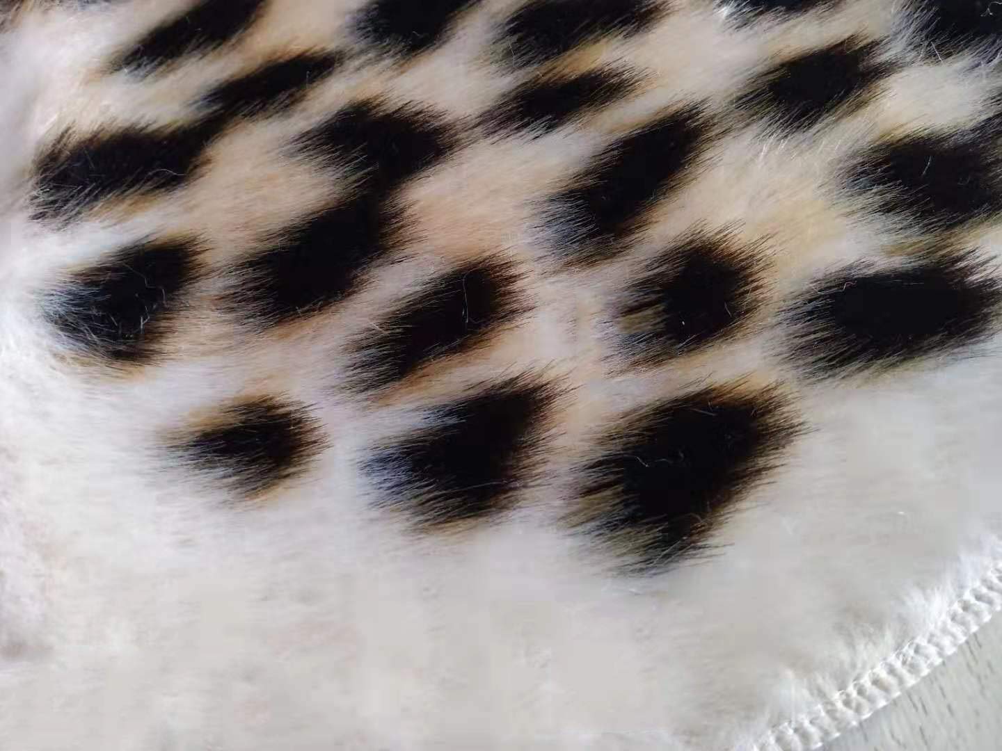 Leopard Area Rug Animals Printed Hide Mats Faux Fur Cowhide Skin Carpet for Home Office, Livingroom, Bedroom, 5.2ft x 6.5ft (160 x 200cm)