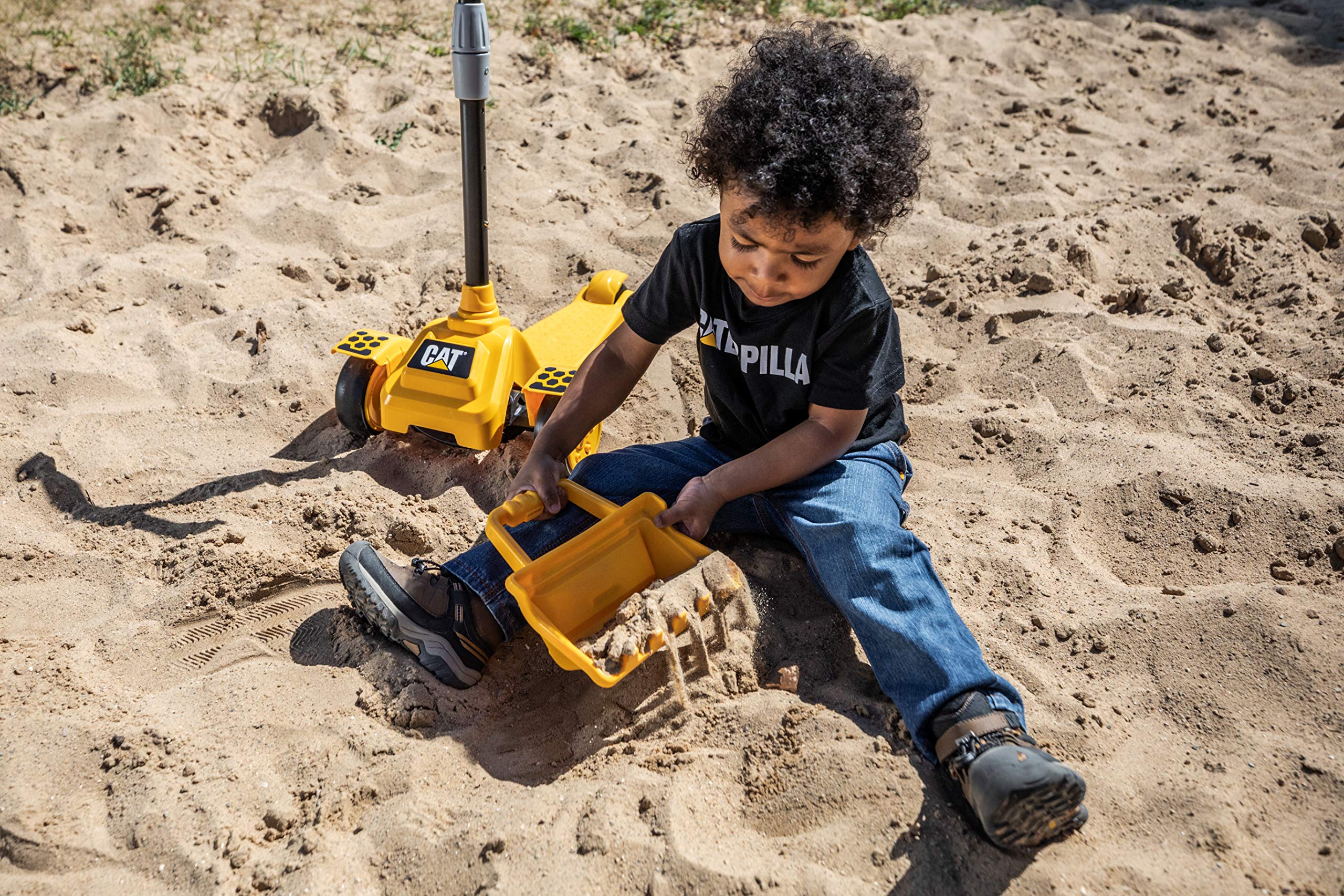 Kid Trax CAT Toddler Kick Scooter, Kids 3 Years or Older, Adjustable-Height Handlebars, Lean to Steer Technology, Removable Bulldozer-Style Scoop