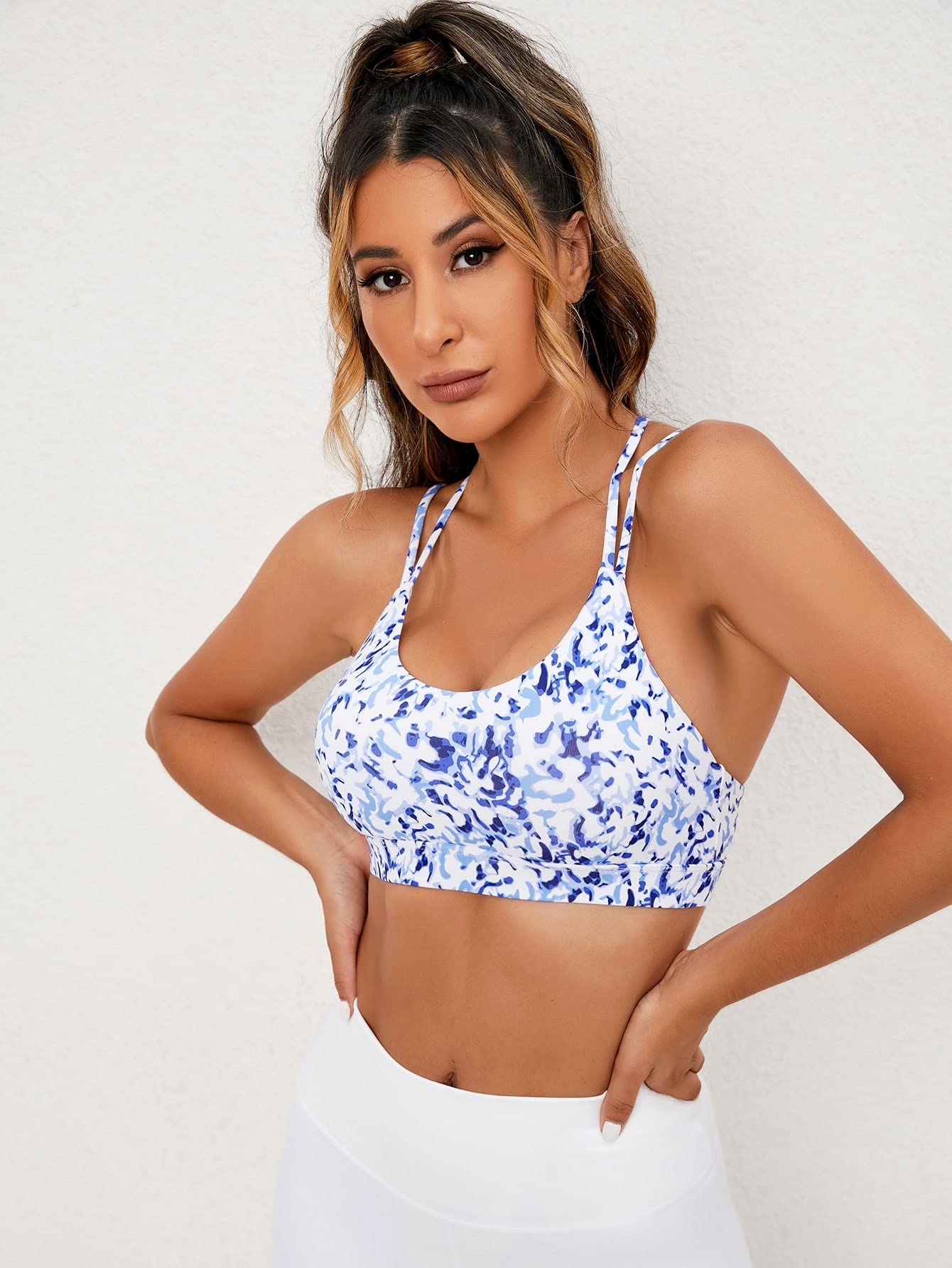 OYOANGLE Women's Printed Strappy Sports Bras Criss Cross Athletic Yoga Crop Cami Top Blue White L