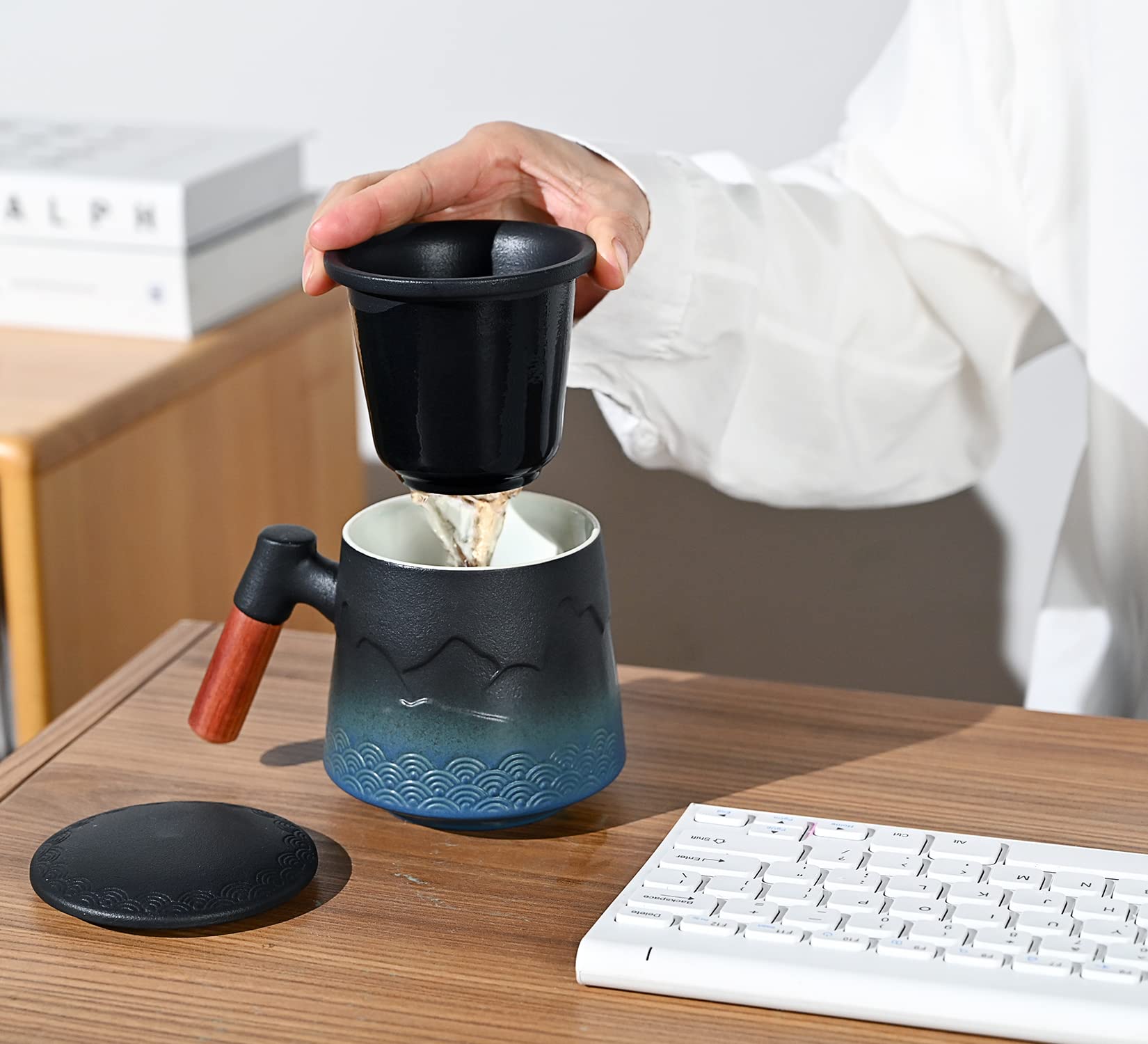 NCQIXIAO Tea Cup with Infuser and Lid, Gradual Mountain and Spray Tea Mug Cups with Infuser, Wood Handle Ceramic Coffee Mug with Lid Tea 430ml/14.50 OZ (Gradient Blue)