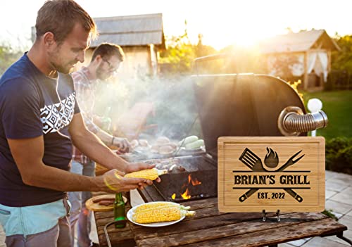 Personalized Grill Party Gift, Fathers Day Gift, Grill Master, BBQ Barbecue Lover, Housewarming Party Present, Birthday Gift for Men or Dad, Laser Engraved Wood Cutting Board, Customizable Sign