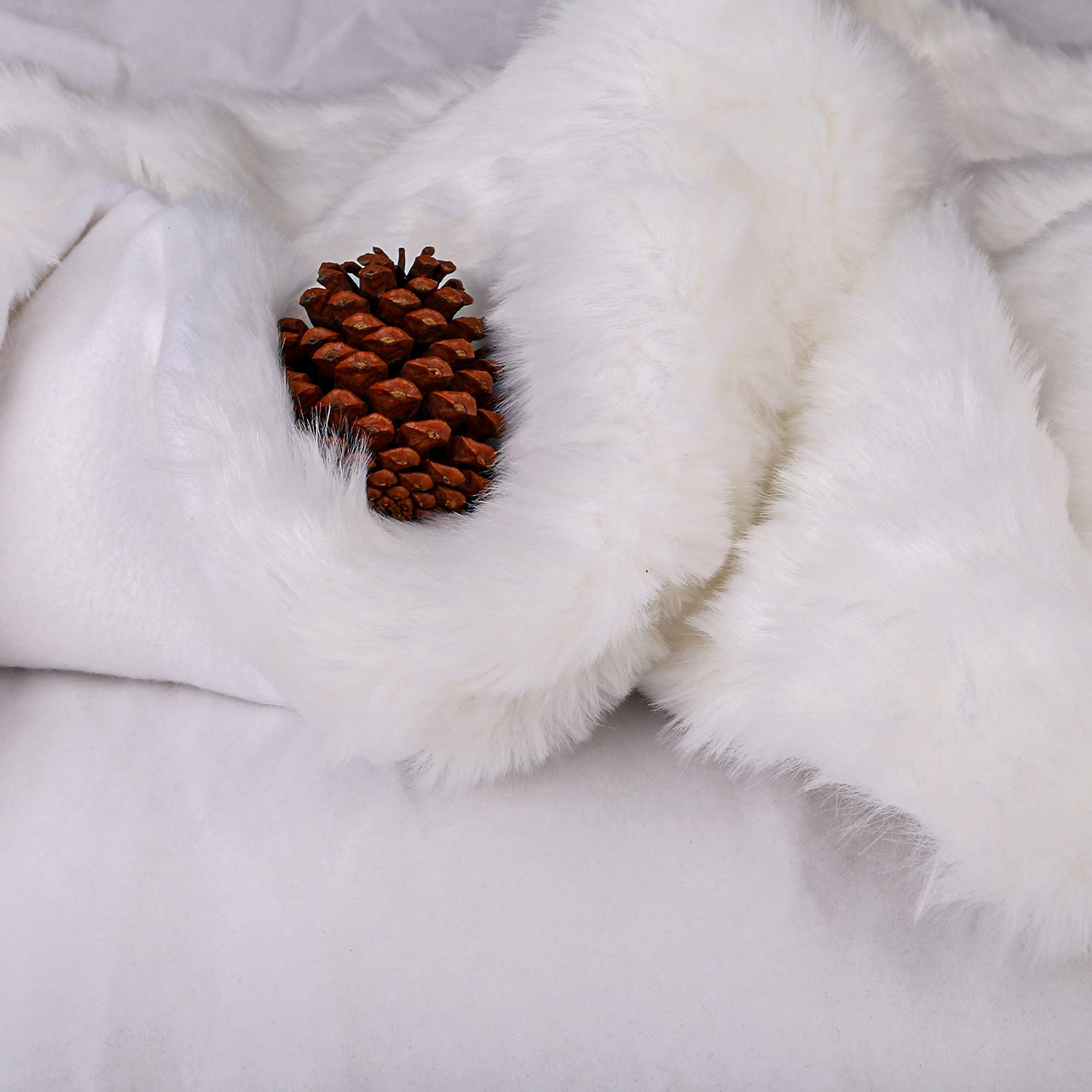 Konsait Luxury Christmas Table Runner Faux Fur Winter Snowy White Table Runner for Christmas Holiday Table Decorations, 15 x 72 Inch