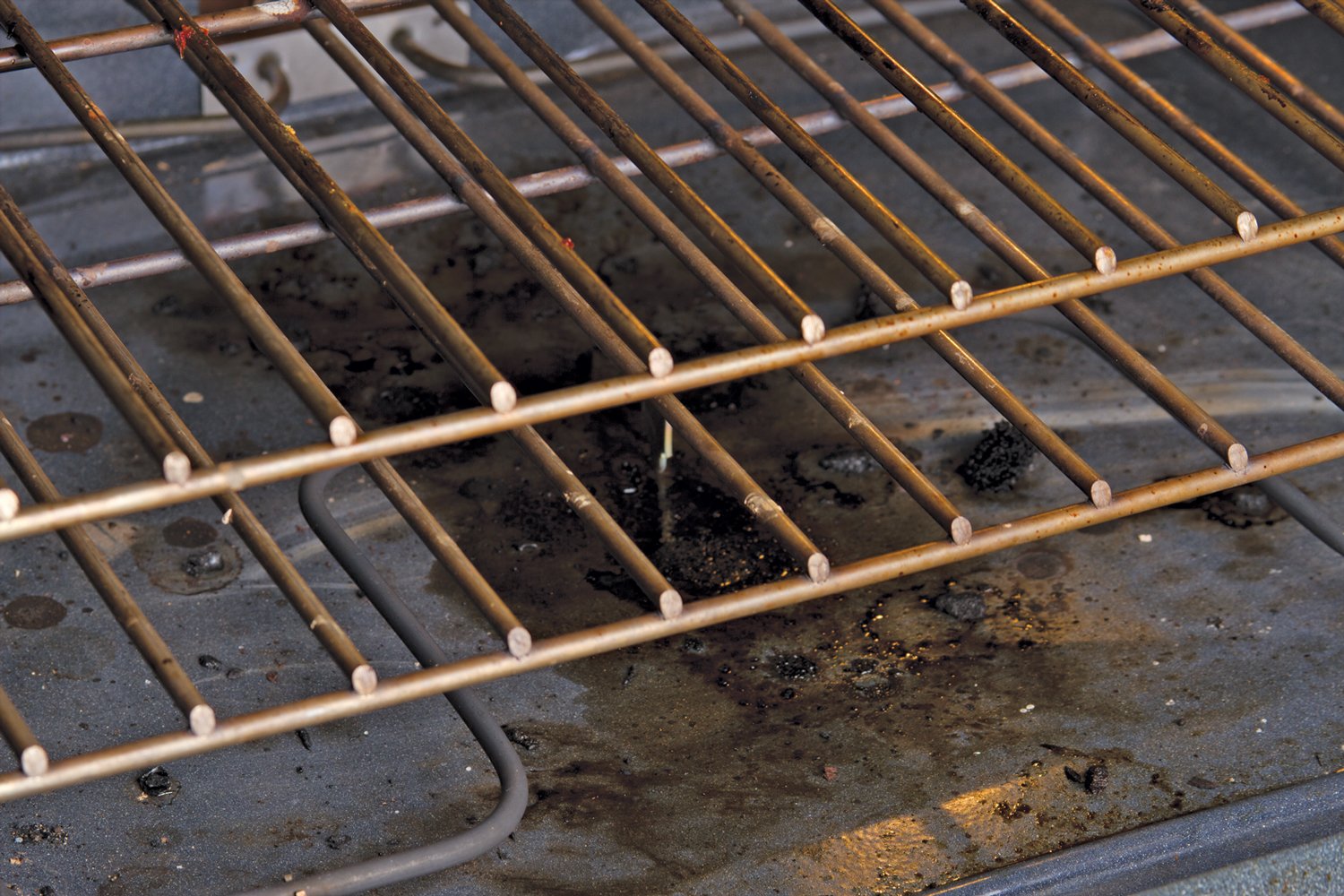 Non Stick Oven Spill Guard Oven Liner Mat. Oven Spills, Food Drippings Fall on Oven Liner - Not on Oven Floor. Forget Scrubbing Cleaning Messy Ovens. Re-sizable. By Perfect Life Ideas (1 Piece)