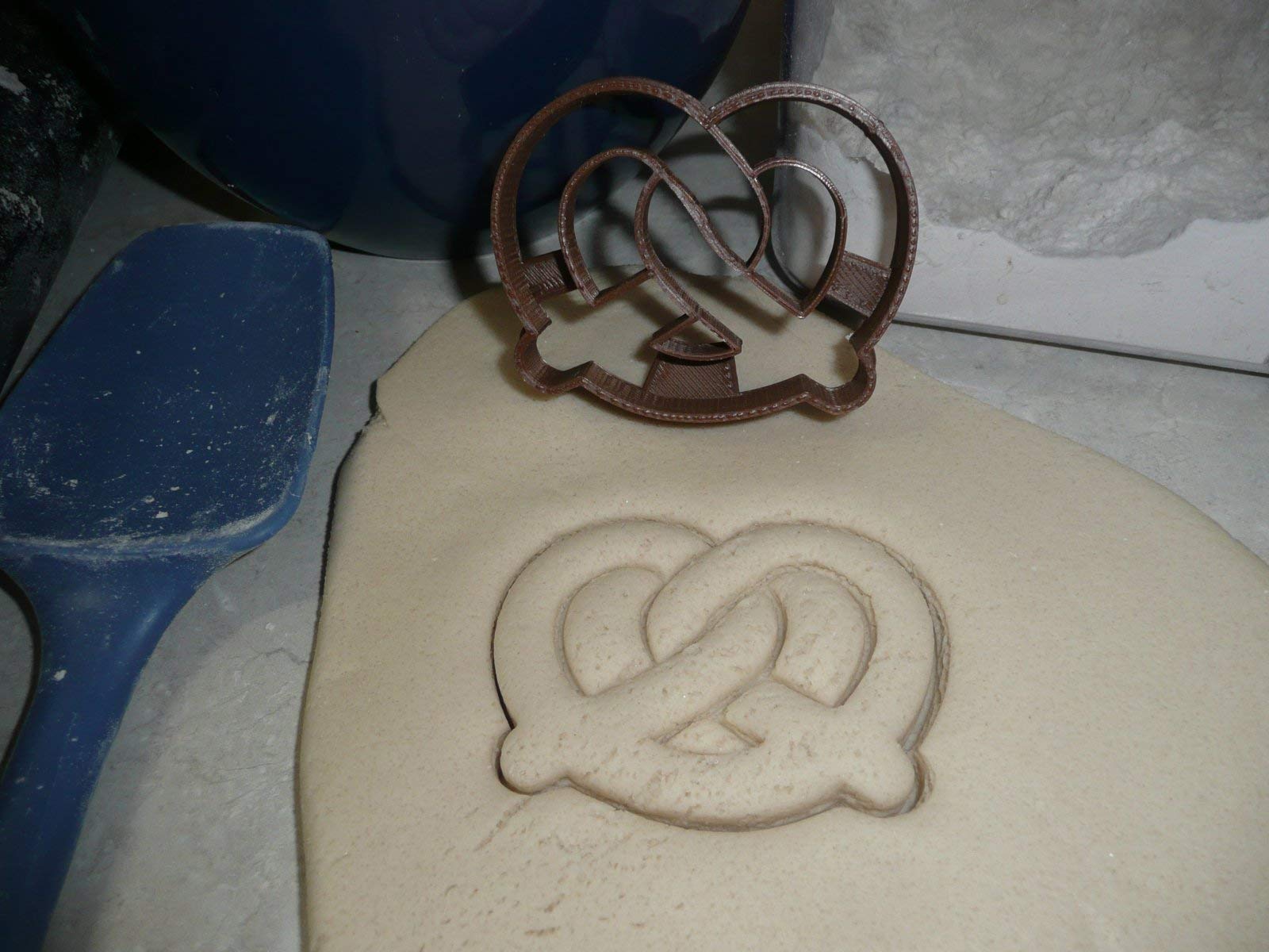 PRETZEL BAKED BREAD DOUGH TWISTED KNOT MOVIE CARNIVAL SNACK COOKIE CUTTER MADE IN USA PR2159
