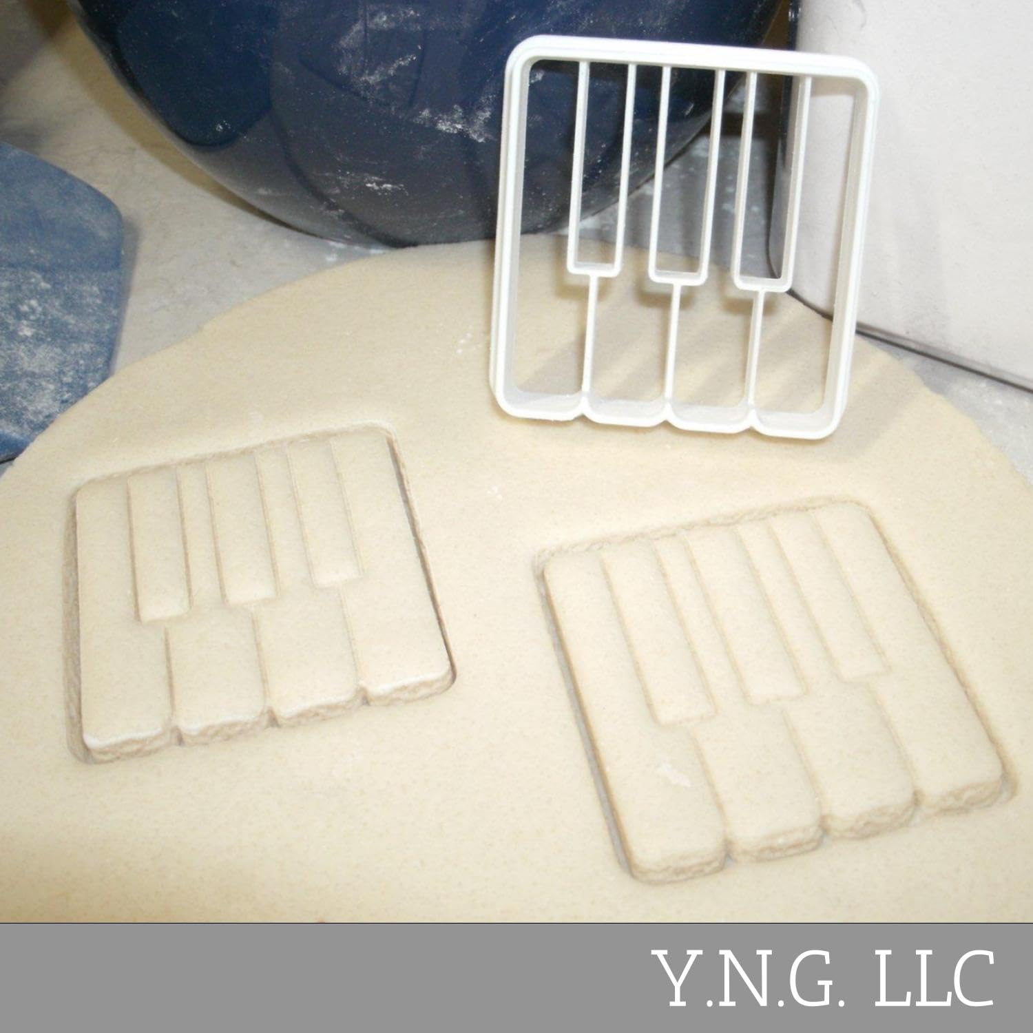 PIANO KEYBOARD STRINGED MUSICAL INSTRUMENT IVORY KEYS COOKIE CUTTER MADE IN USA PR688