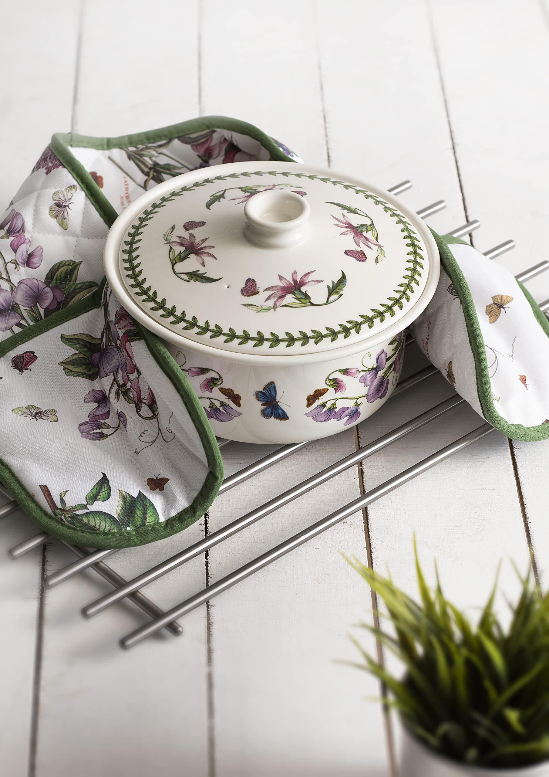 Portmeirion Botanic Garden Covered Casserole | 3 Pint Casserole Dish with Sweet Pea Motif | Made from Porcelain | Oven, Dishwasher, and Microwave Safe