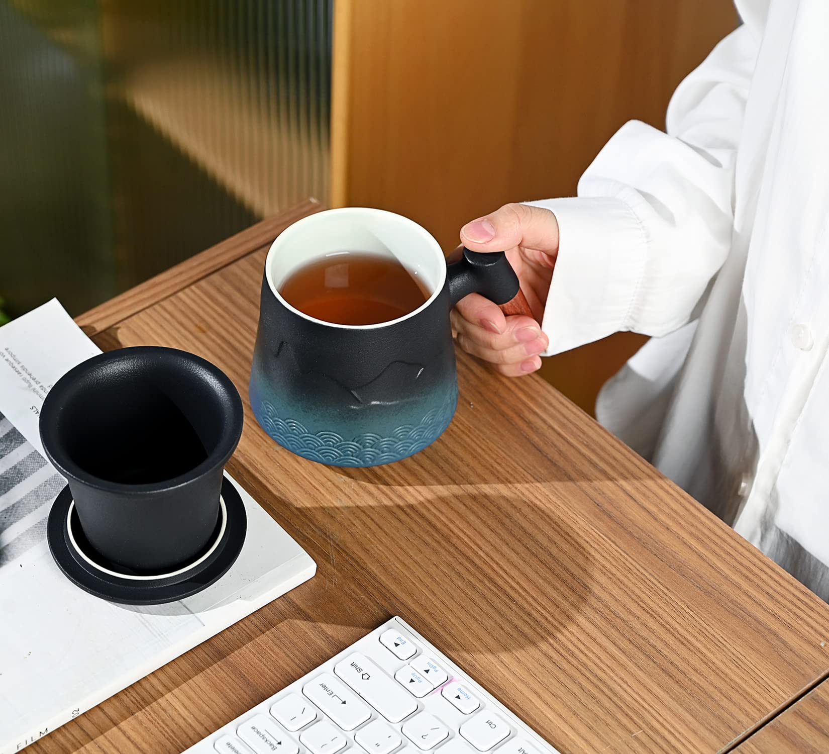NCQIXIAO Tea Cup with Infuser and Lid, Gradual Mountain and Spray Tea Mug Cups with Infuser, Wood Handle Ceramic Coffee Mug with Lid Tea 430ml/14.50 OZ (Gradient Blue)