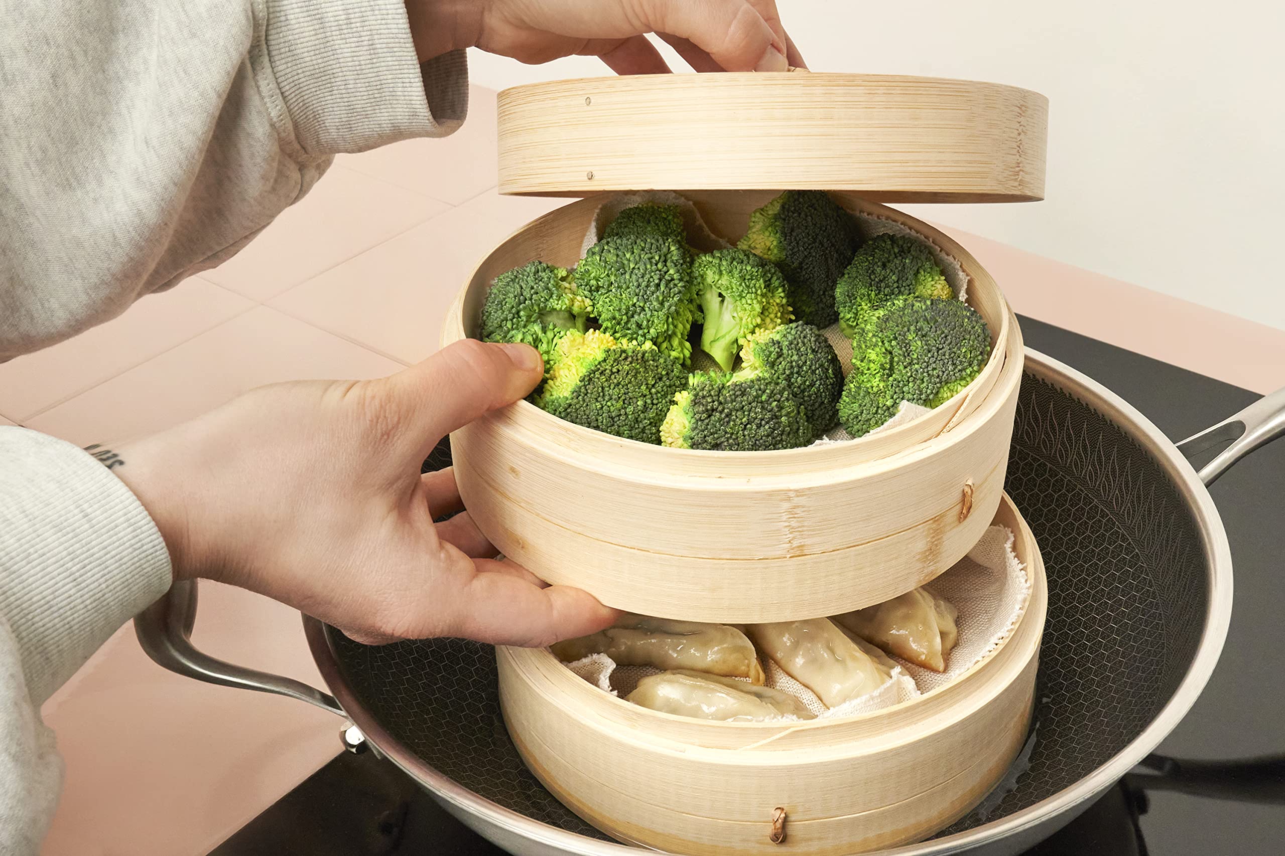 Reishunger Bamboo Steamer Handmade Basket, Traditional 2-Tier Design - 8 Inch - for Dumplings, Rice, Dim Sum, Vegetables, Fish and Meat - Incl. 2 Cotton Cloths