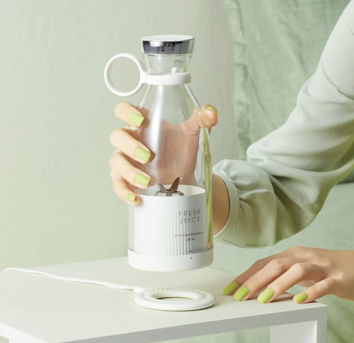 Portable Electric Juicer Bottle | Mini Blender for Fresh Juice, Smoothies | Wireless Rechargeable Personal Travel Blender Milkshakes Juicer On the Go (White)