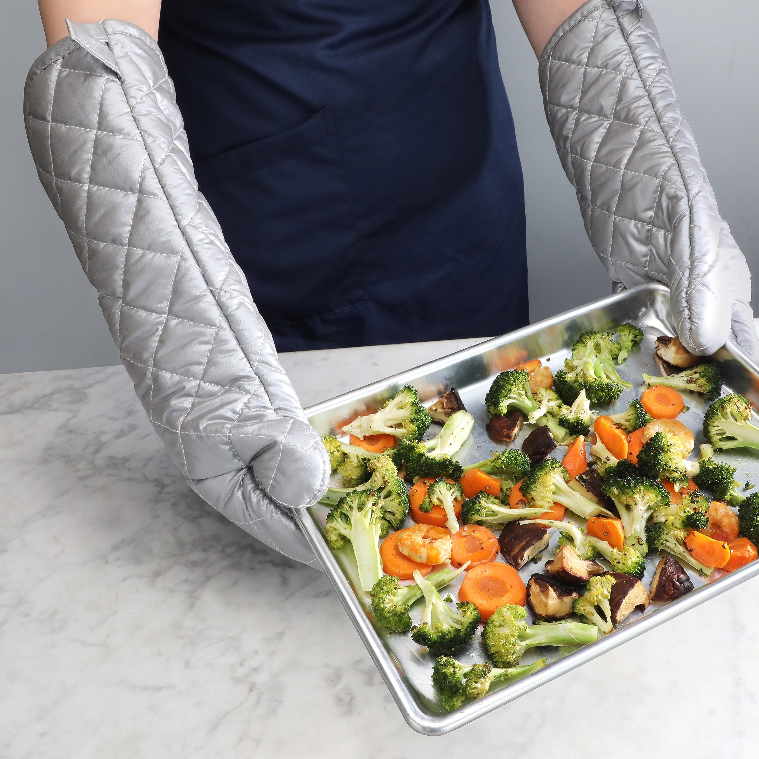 New Star Foodservice 32086 Interwoven Cloth/Silicone Oven Mitts, up to 400F, 15-Inch, Set of 2