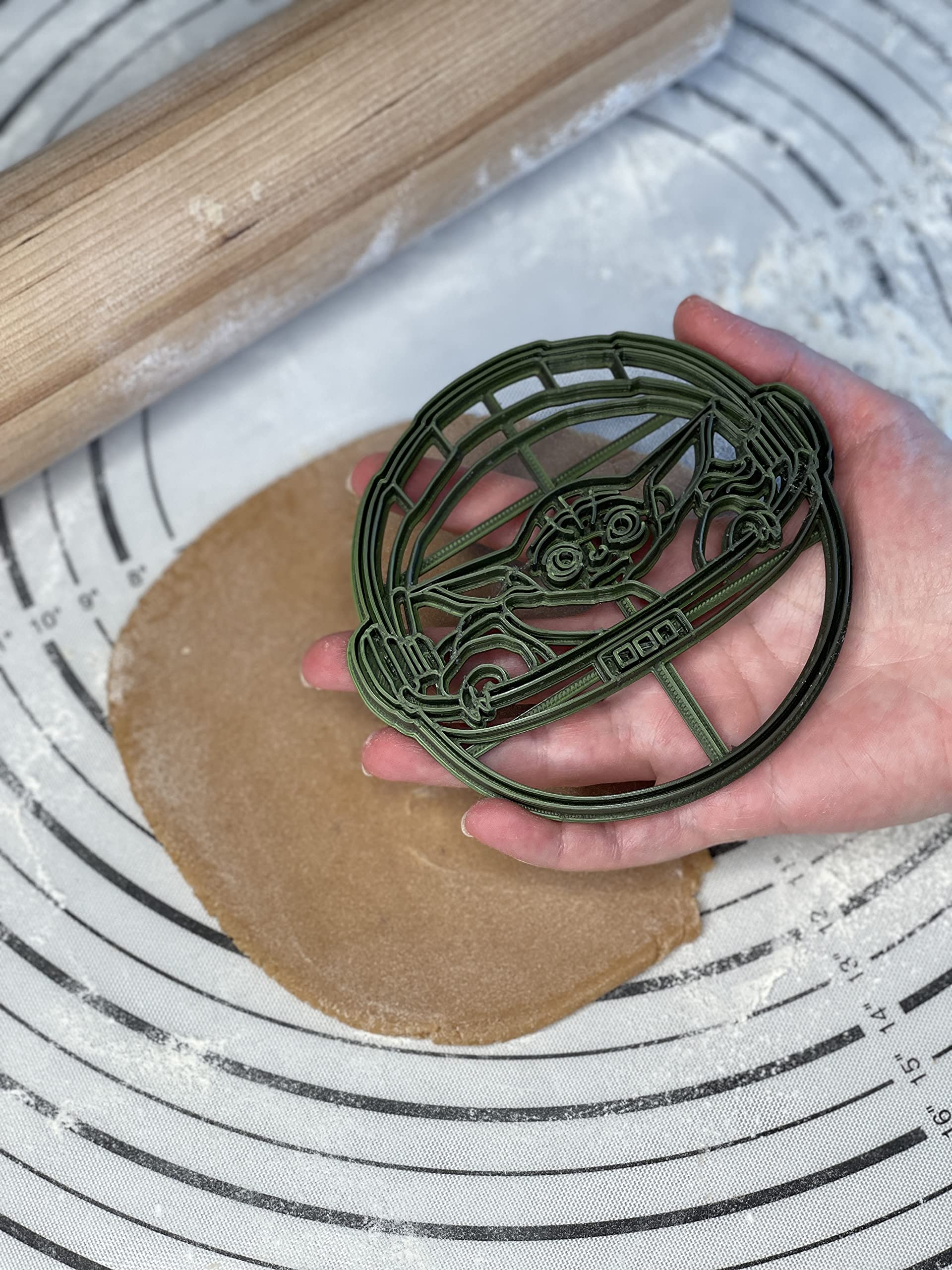 Premium Star Wars Exclusive The Mandalorian The Child in Hovering Pram Baby Yoda Grogu in a Stroller Cookie Cutter Mold 4.5-Inch-Scale Produced by 3D Kitchen Art