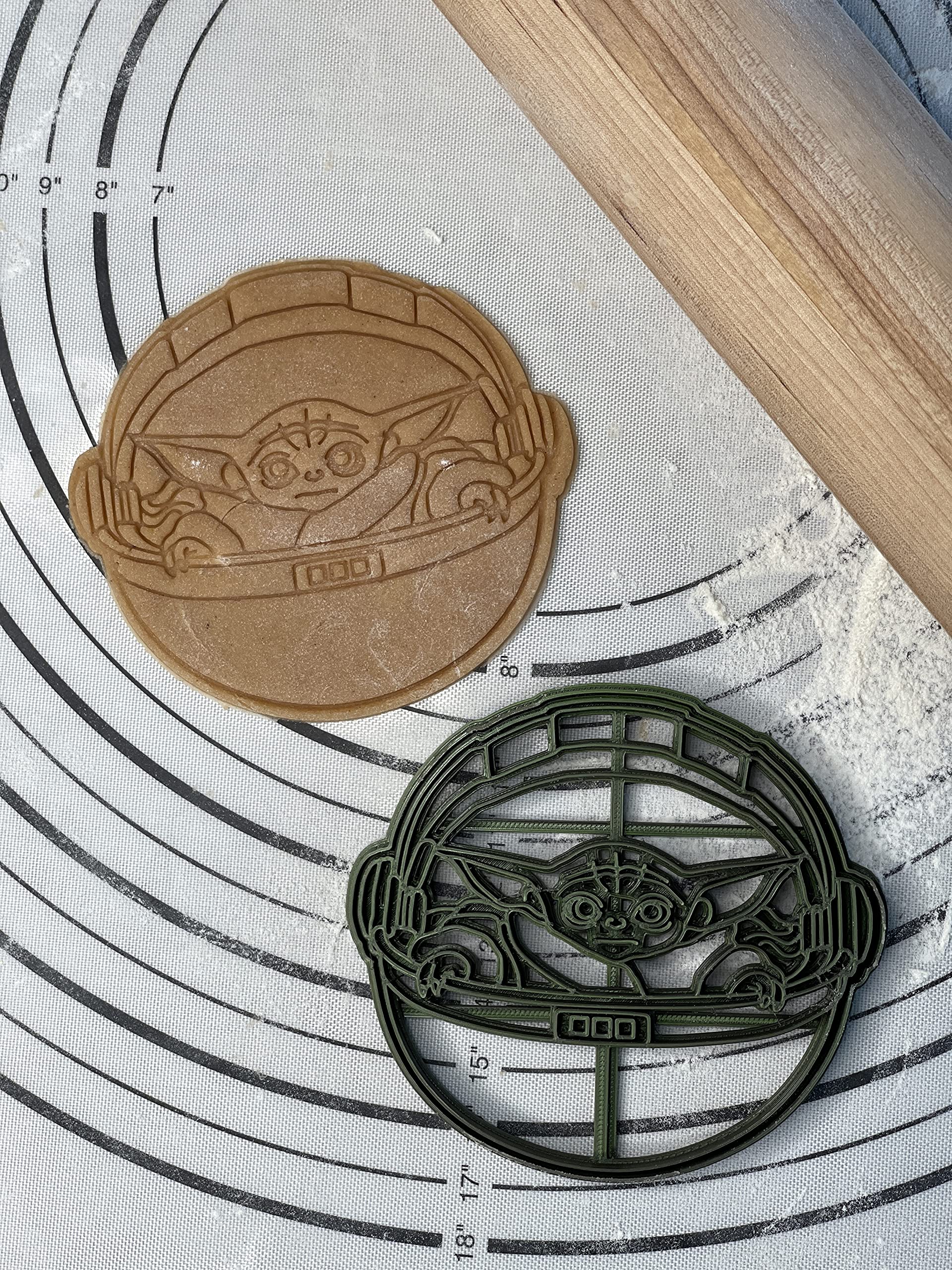 Premium Star Wars Exclusive The Mandalorian The Child in Hovering Pram Baby Yoda Grogu in a Stroller Cookie Cutter Mold 4.5-Inch-Scale Produced by 3D Kitchen Art
